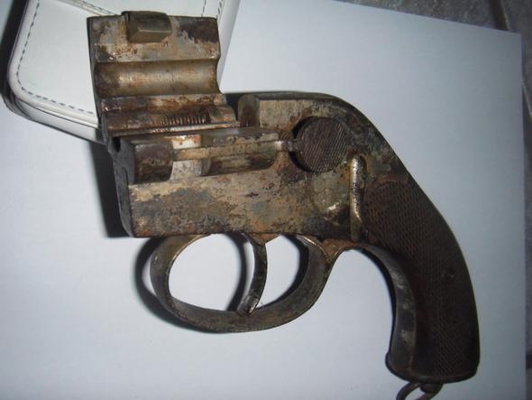 Was ist das für eine Waffe (Pistole) und könnte sie etwas Wert sein ... Was ist das für eine Waffe (Pistole) und könnte sie etwas Wert sein ...