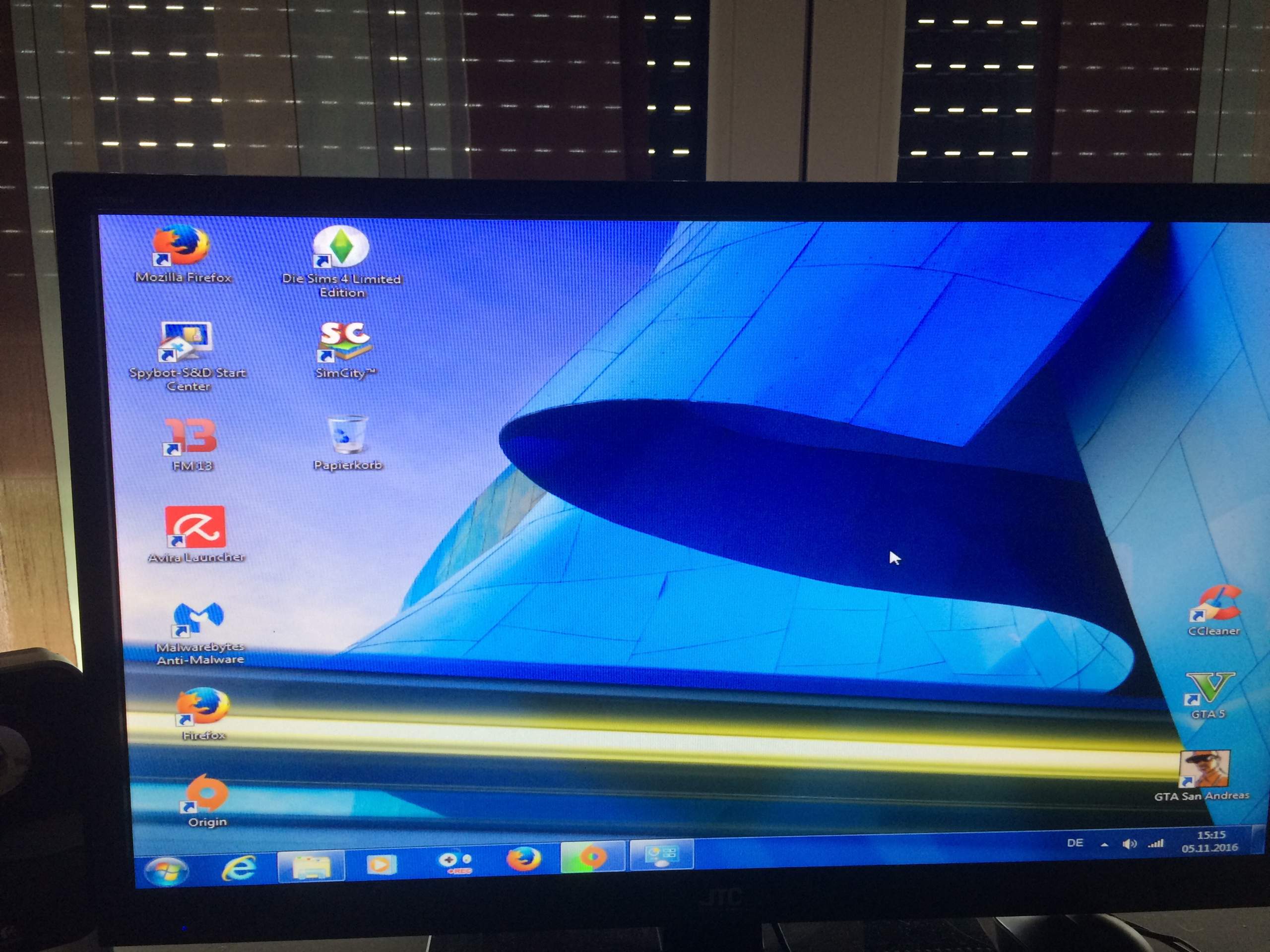 Wieso sieht mein PC Bildschirm so komisch verpixelt/verbuggt aus? (Computer)