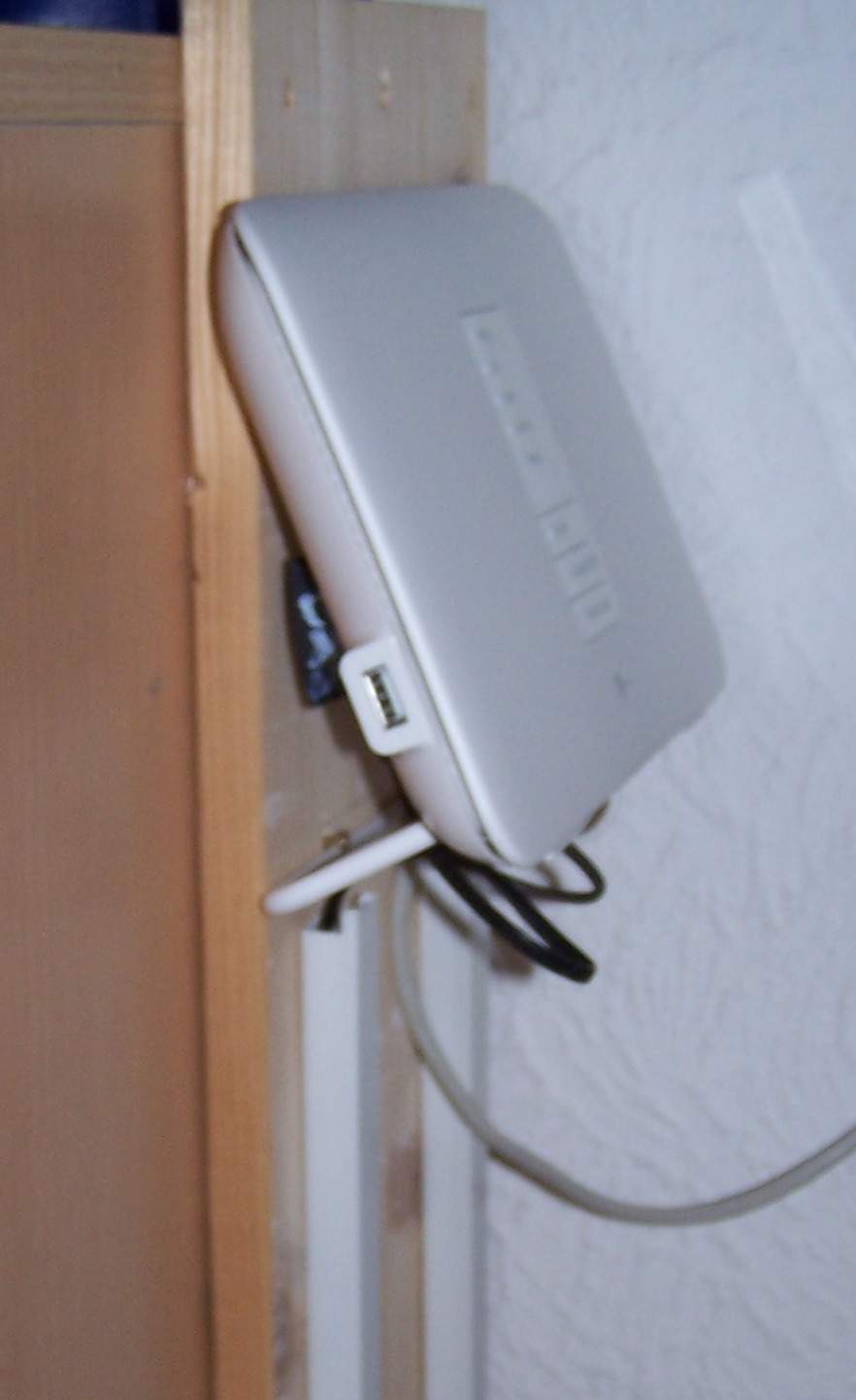 Wand Montage für Wlan Router? (Lan-Switch)