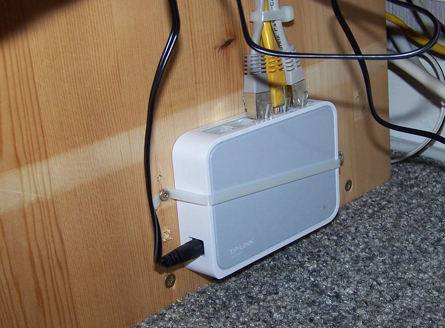 Wand Montage für Wlan Router? (Lan-Switch)