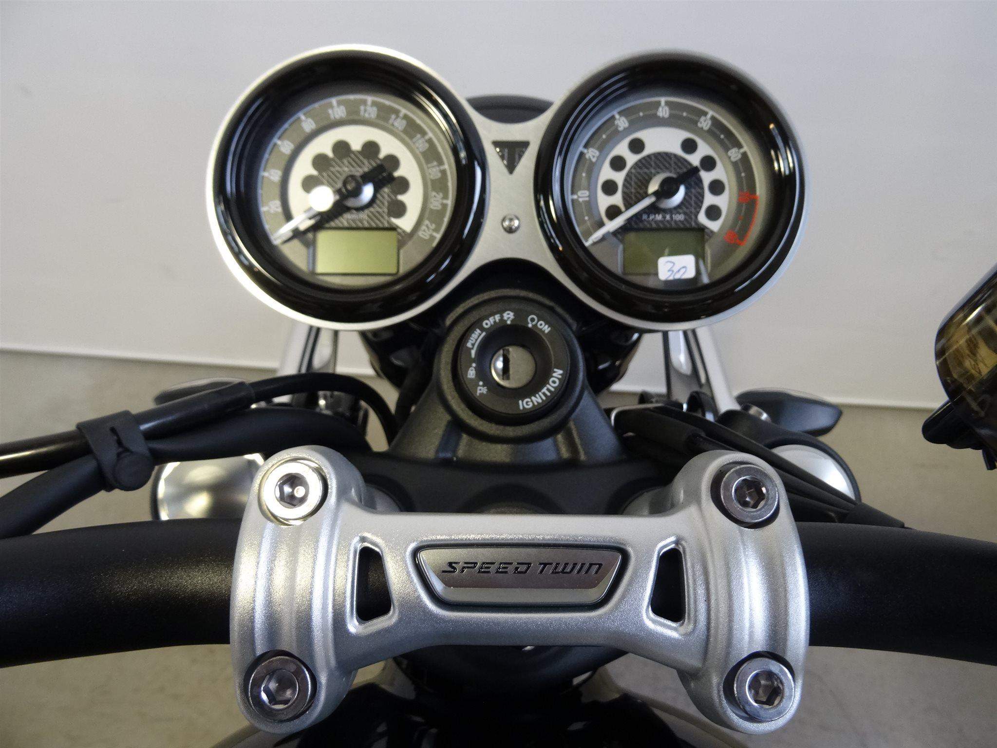 Triumph Speed Twin 1200 Tachodesign ändern? (Motorrad, Anzeige, Tacho)