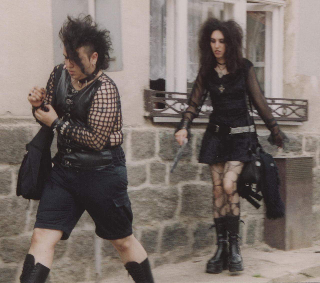 Was ist der Unterschied zwischen Emo, Goth und Punk? (Musik, Style, Metal)