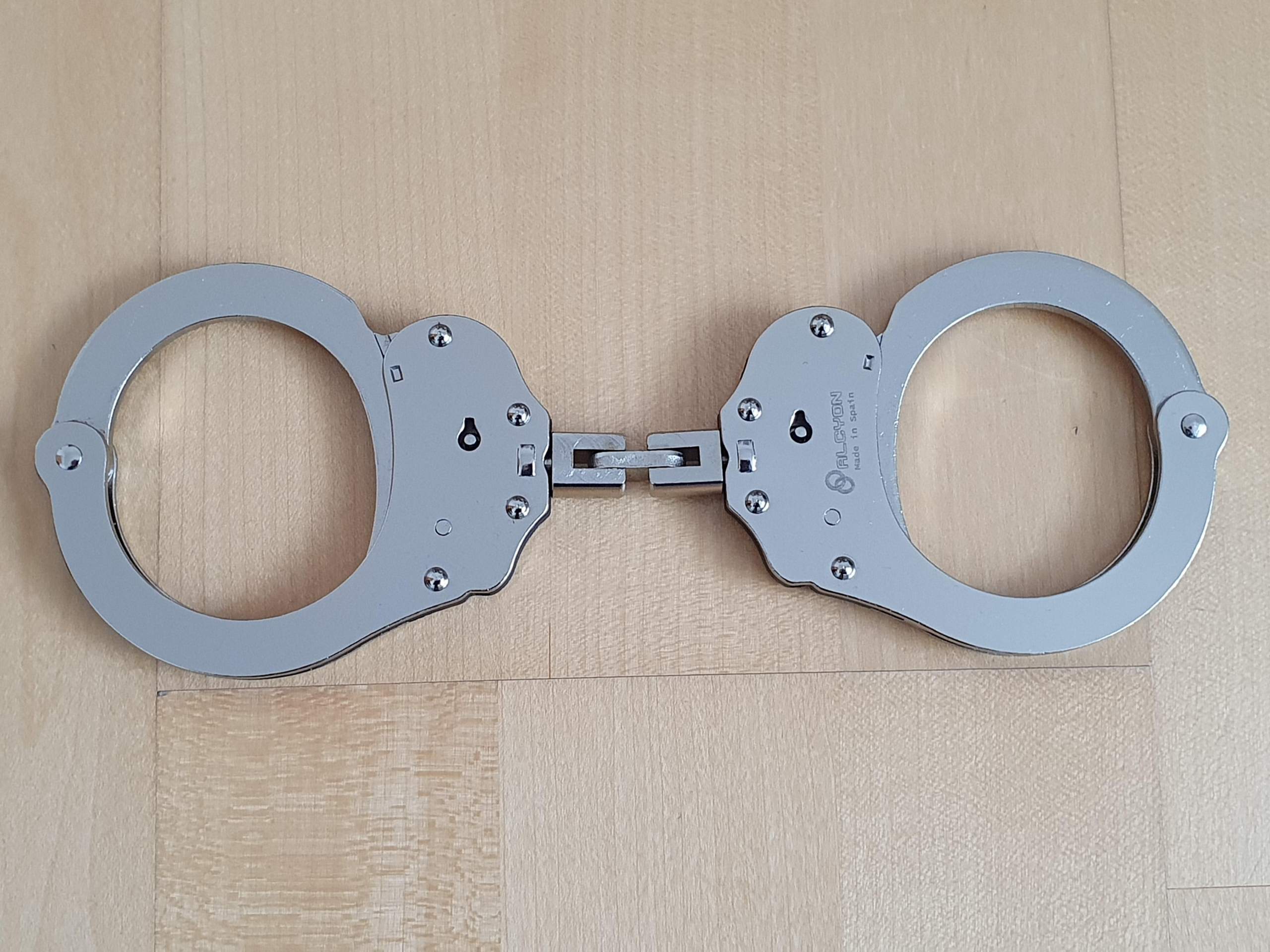 Was bringen Handschellen eigentlich wenn der Verbrecher trotzdem ...