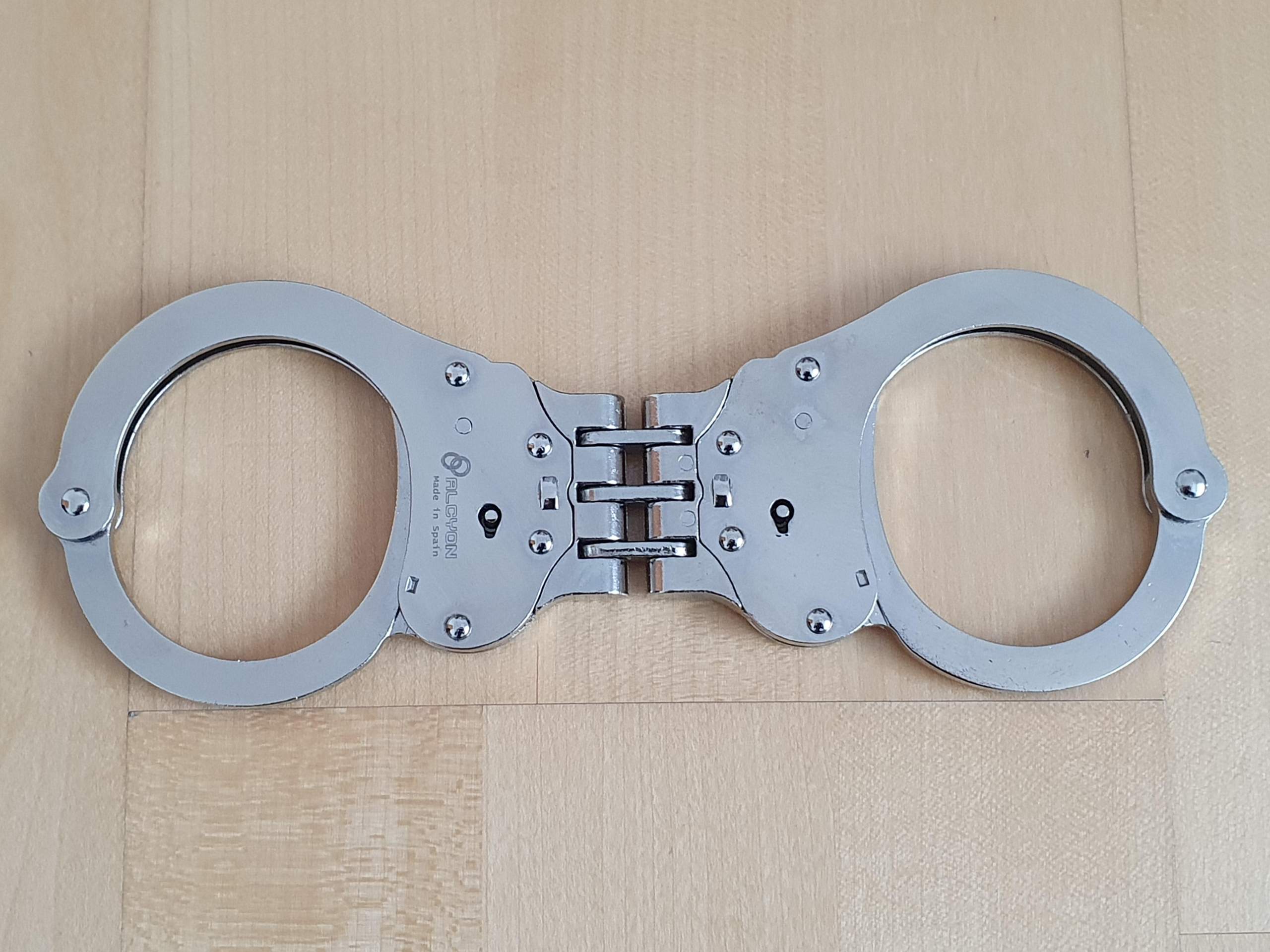 Was bringen Handschellen eigentlich wenn der Verbrecher trotzdem ...