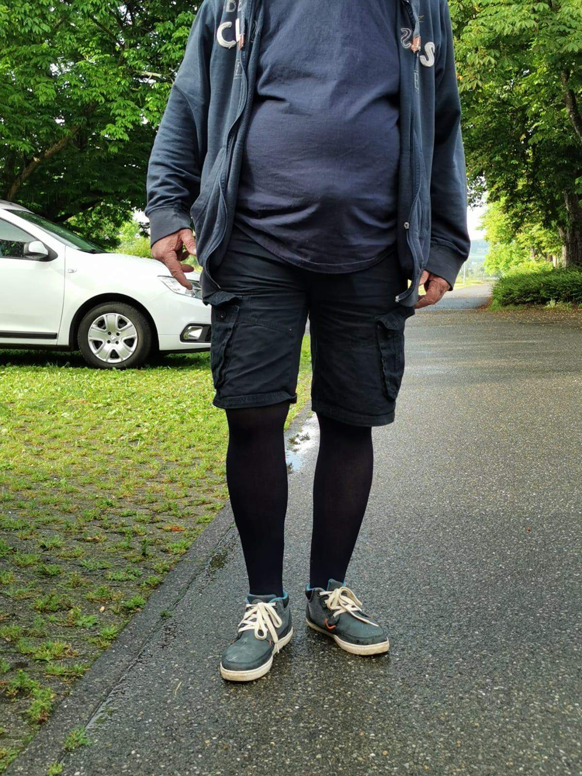 Was denkt ihr über Männer, die sichtbar zu einer Shorts eine farbige ...