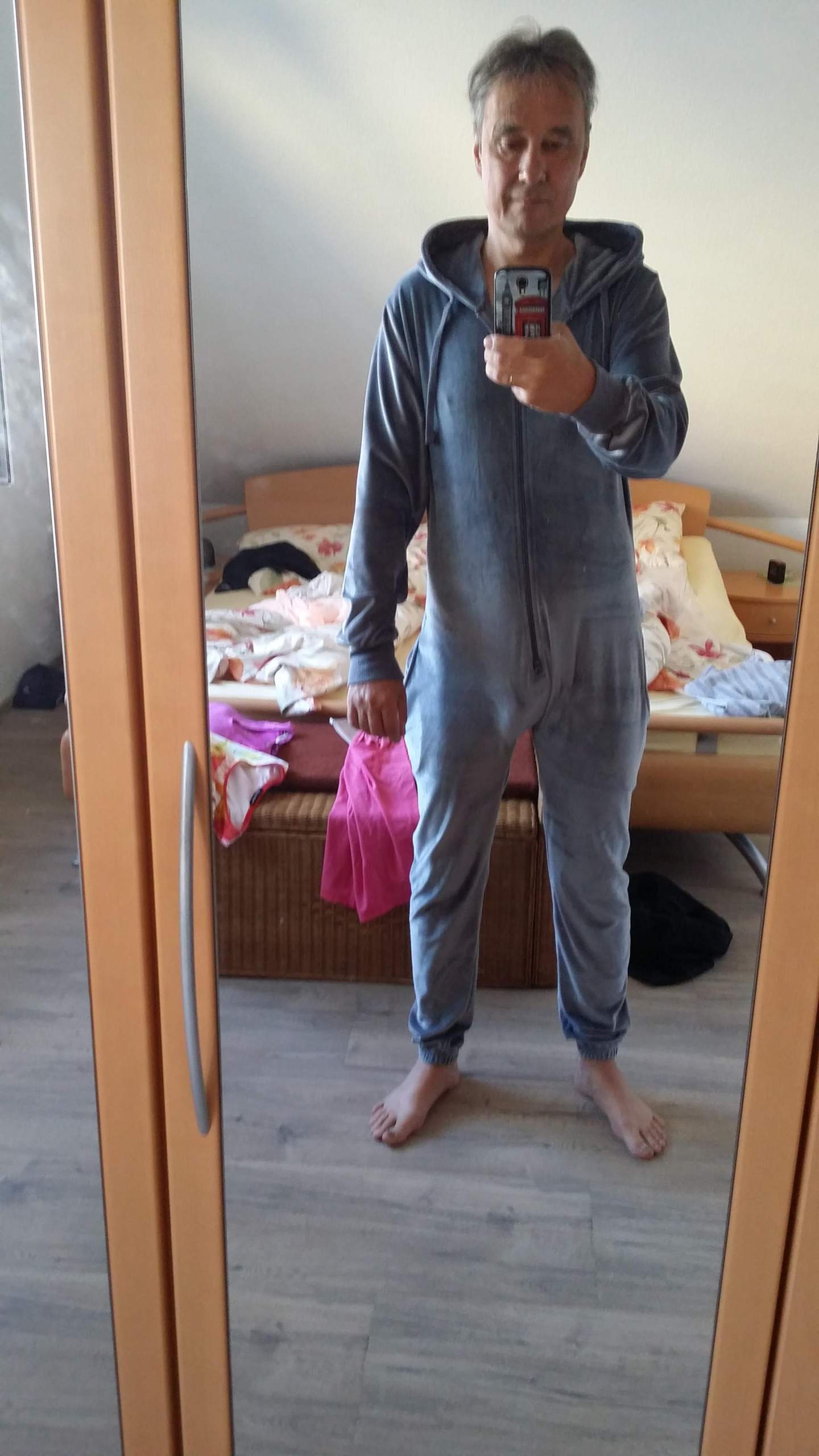 Was tragt ihr zuhause? Wie findet ihr es, wenn man zuhause Pyjamas trägt? (Kleidung, Haus ...