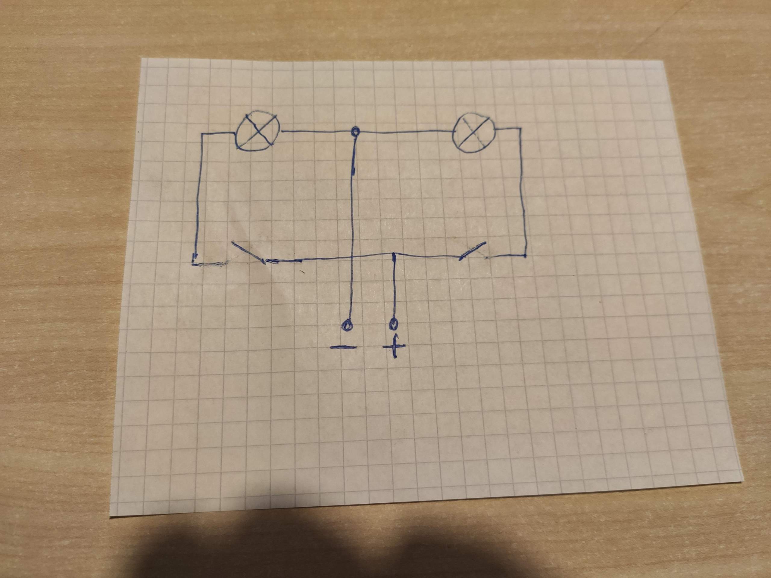 Reihenschaltung mit 2 Lampen und Schaltern. Beide Lampen müssen ...
