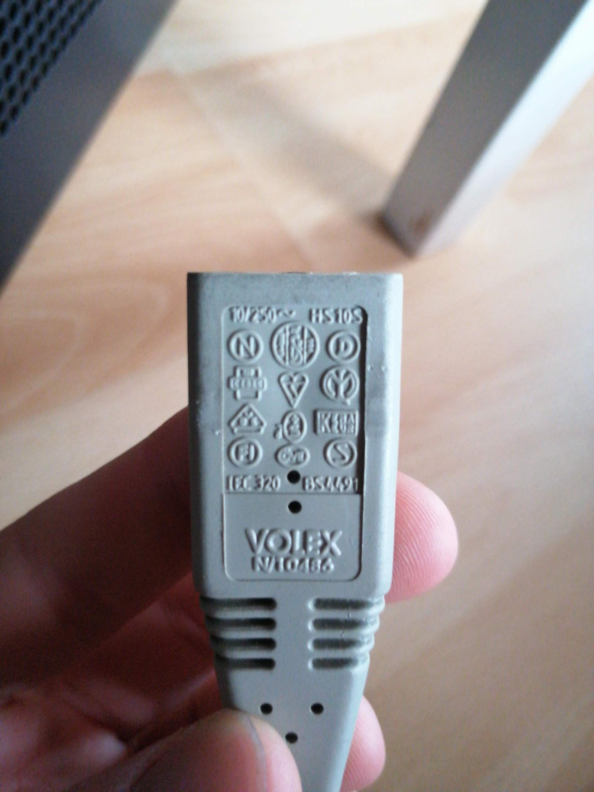 250 Volt Kabel mit 230 Volt Netzteil? (Elektronik, Stromkabel)