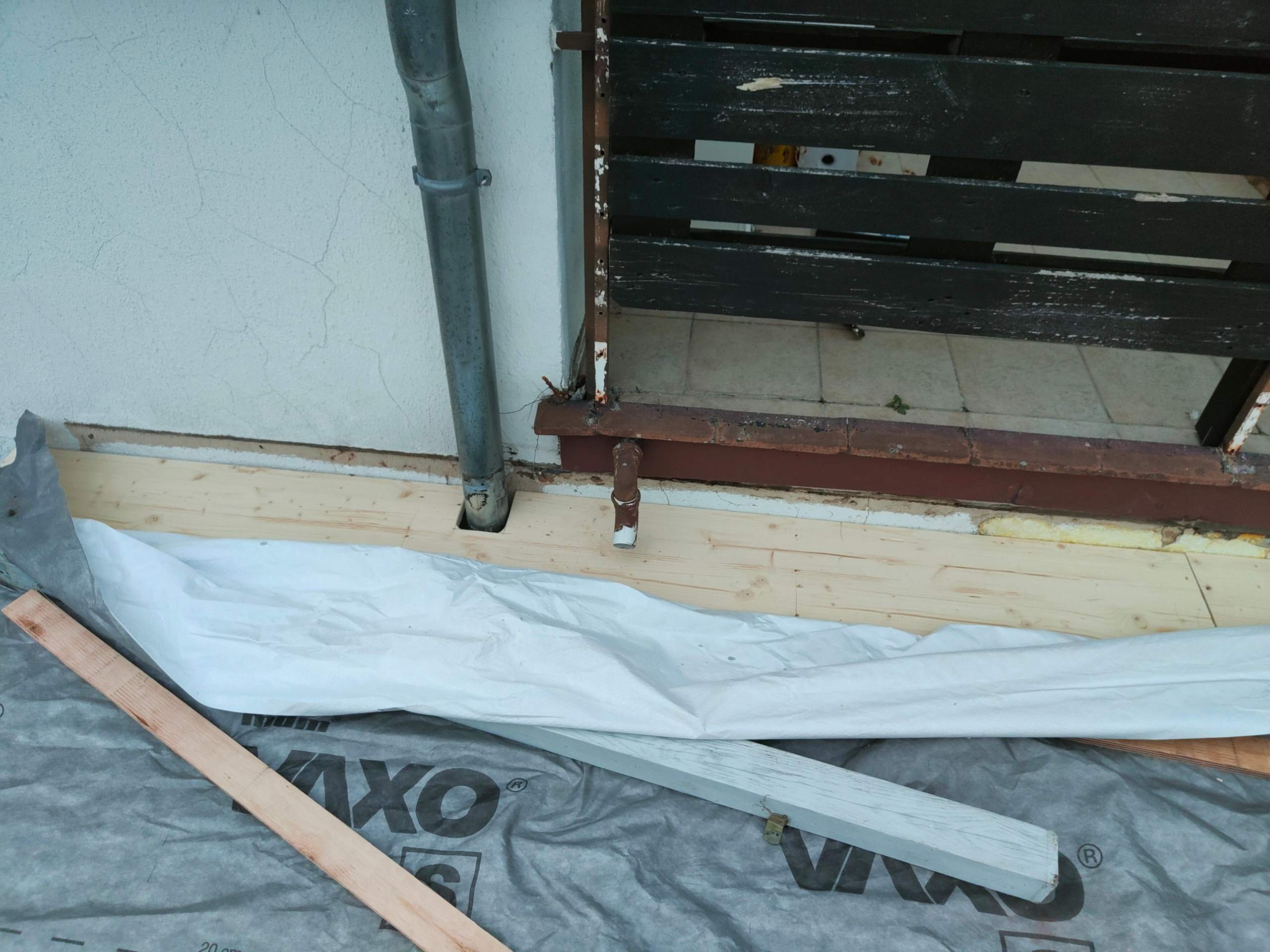 Abdichtung vom Fallrohr zur Hauswand am Vordach? (Dachdecker, abdichten)