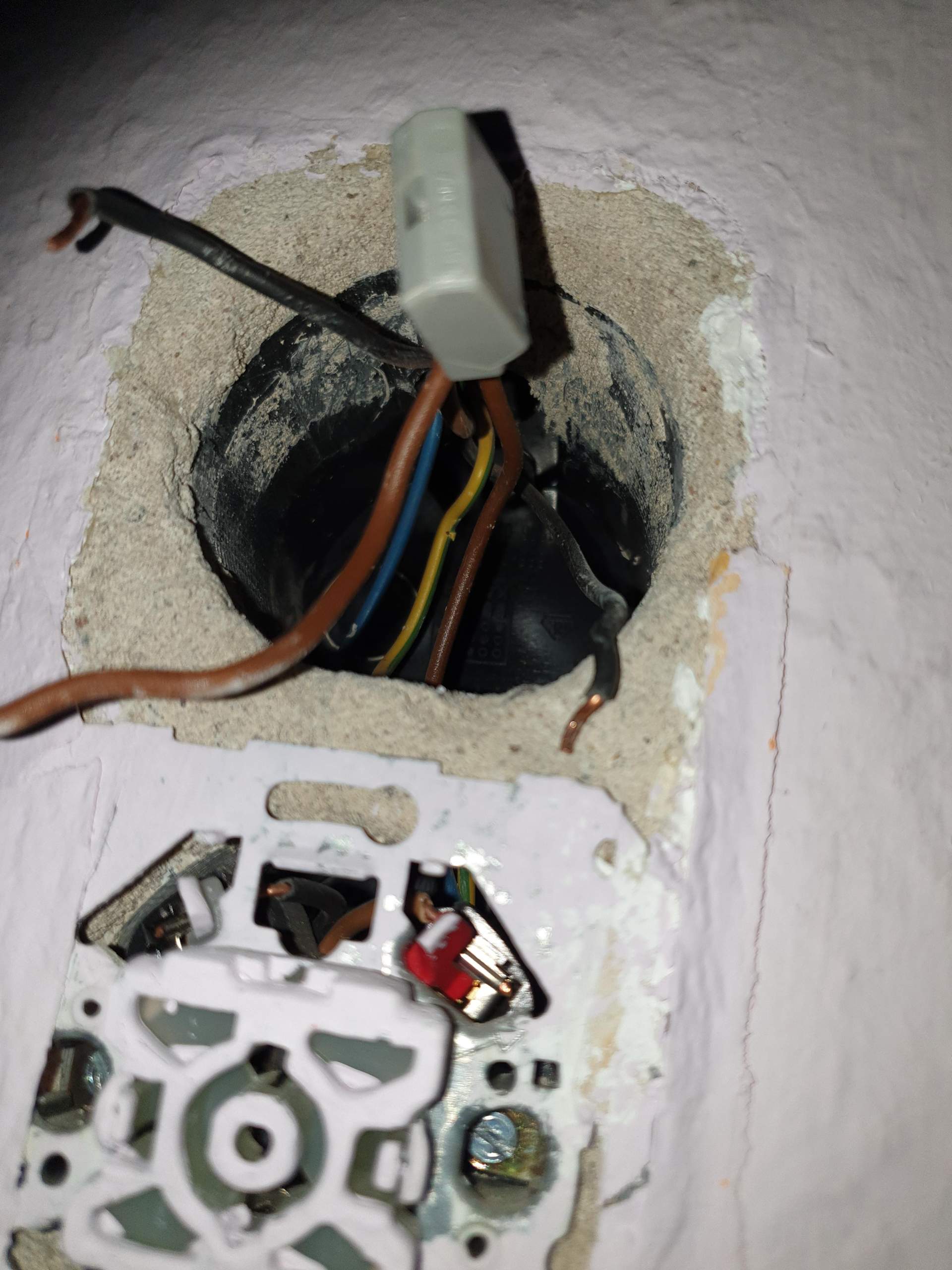 Alten Dimmer ausgebaut u habe aber nur 24 Volt ankommenden Strom ...