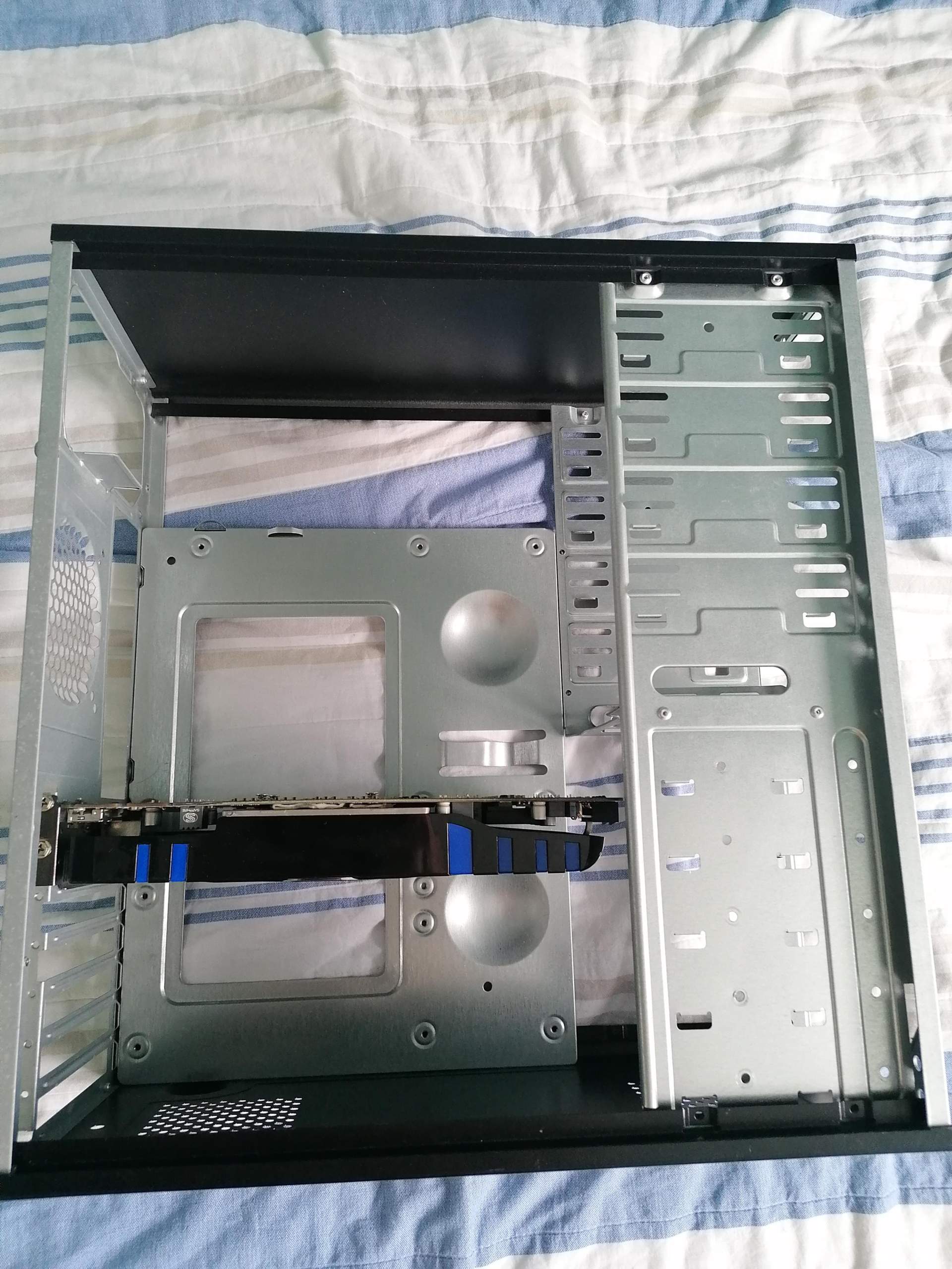 Altes Office case ohne blende vorne mit einer ATI Radeon HD 5850 ...