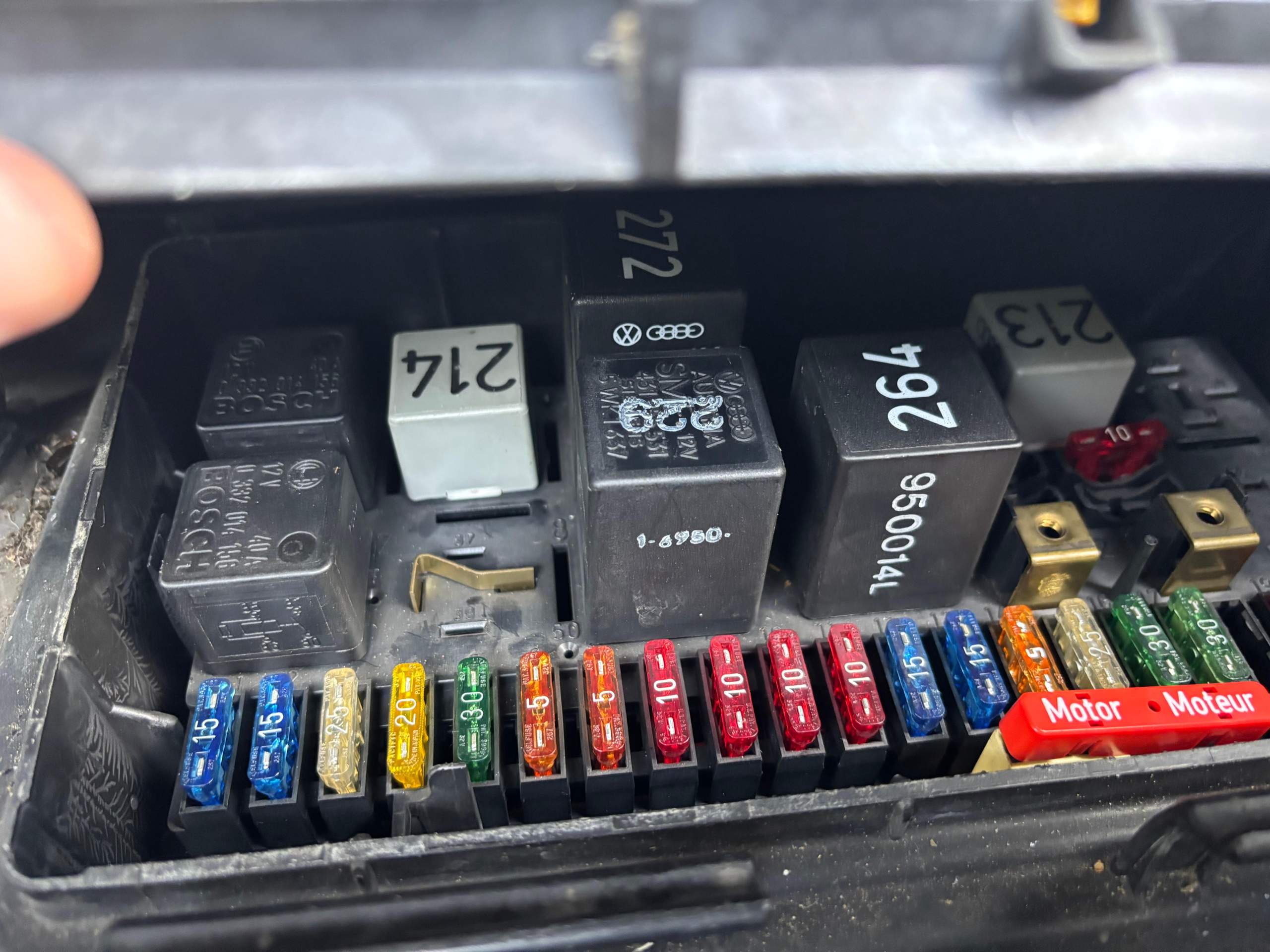 Audi 80 b3 wo sitzt dasKrafstoffpumpen Relais? (Motor, Elektrik, Werkstatt)