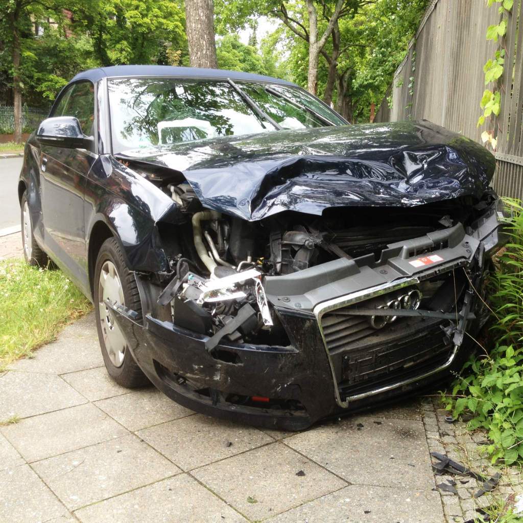Audi A3 Cabrio Unfall (Auto, KFZ, Schaden)