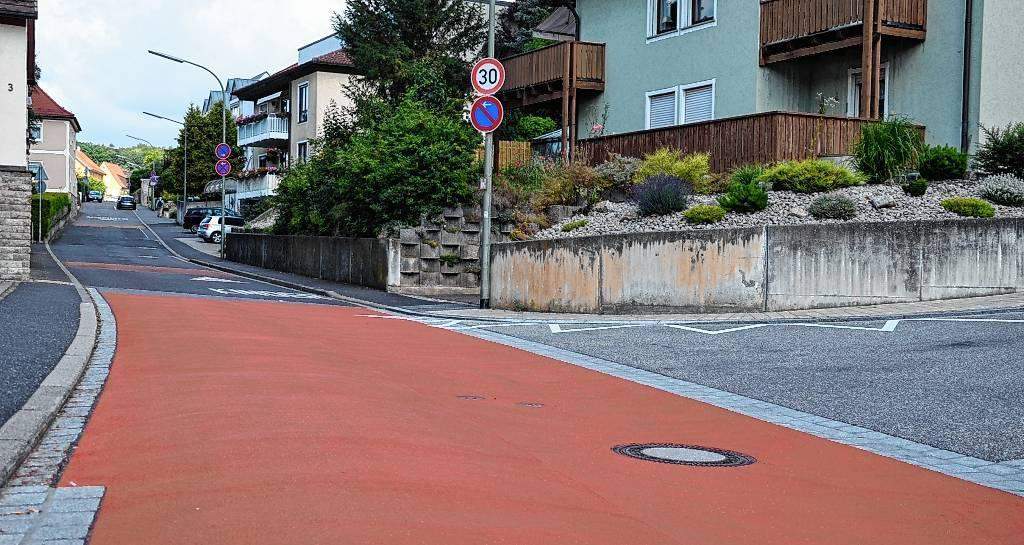 Aus was bestehen diese Roten Strassenbeläge? (Technik, Auto)