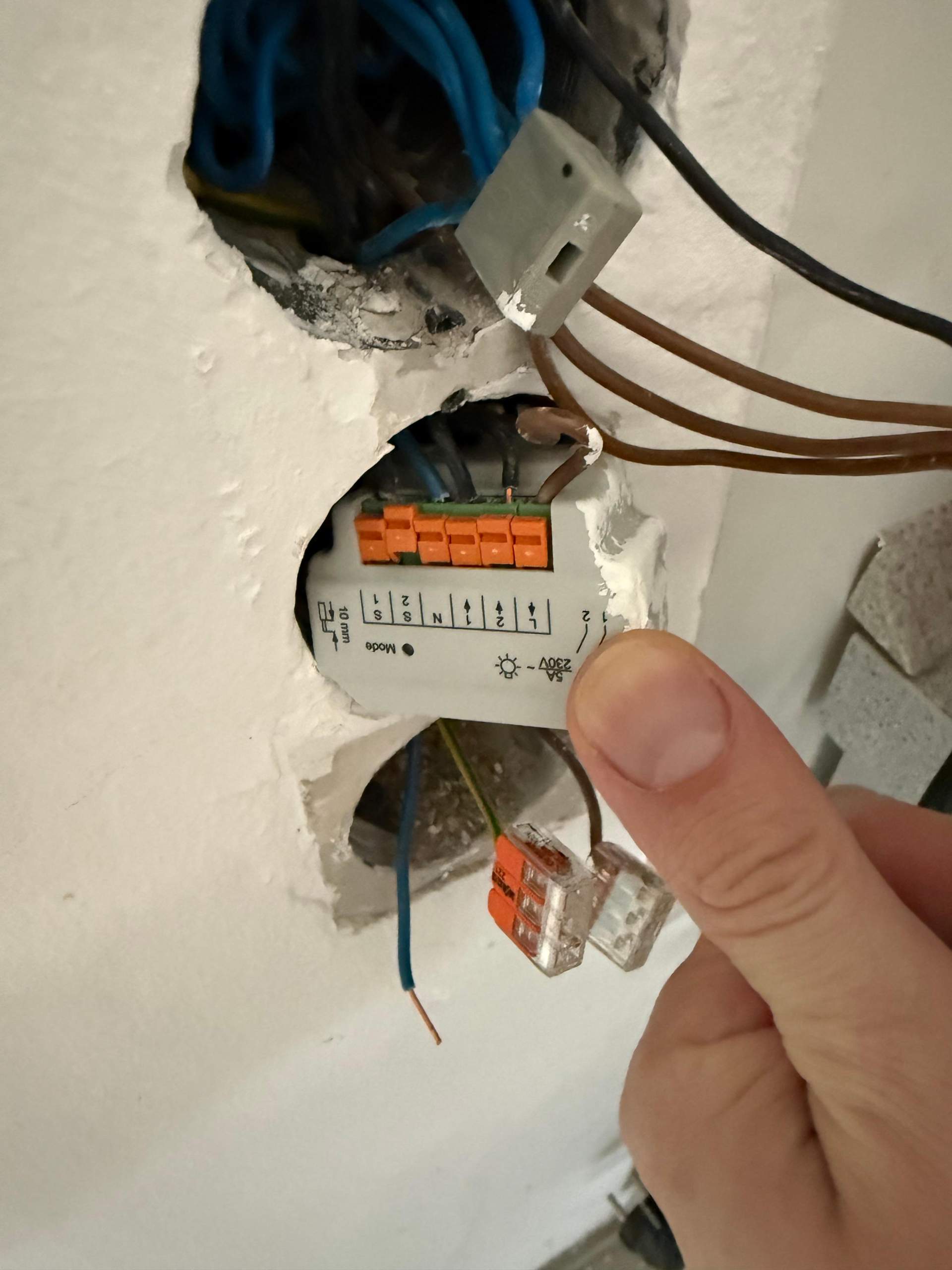 Aus welchem Material ist diese Wand & wie bekomme ich die Farbe weg ...