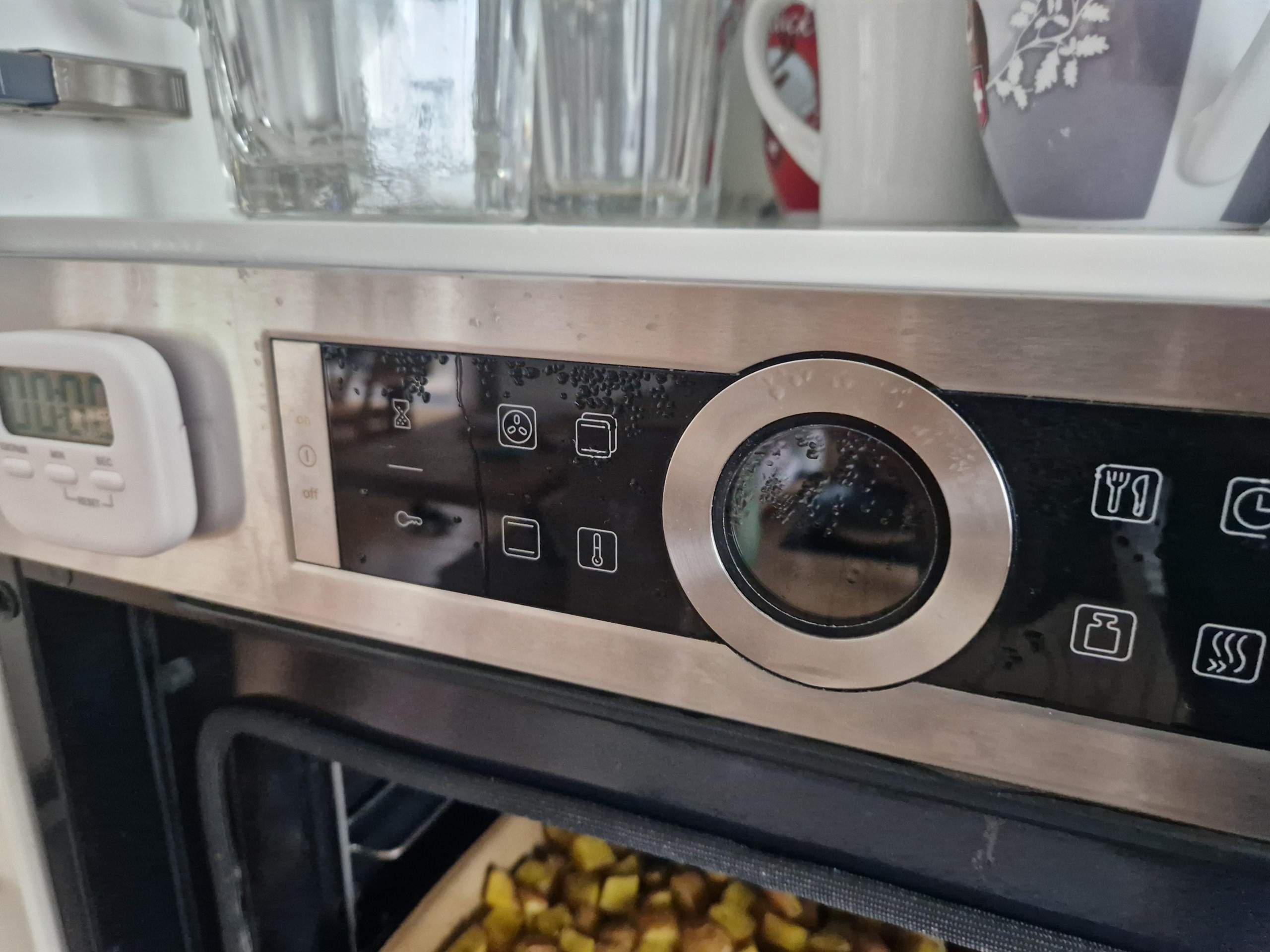 Backofen hat am Bedienfeld Wasser gebildet und geht nicht mehr an ...