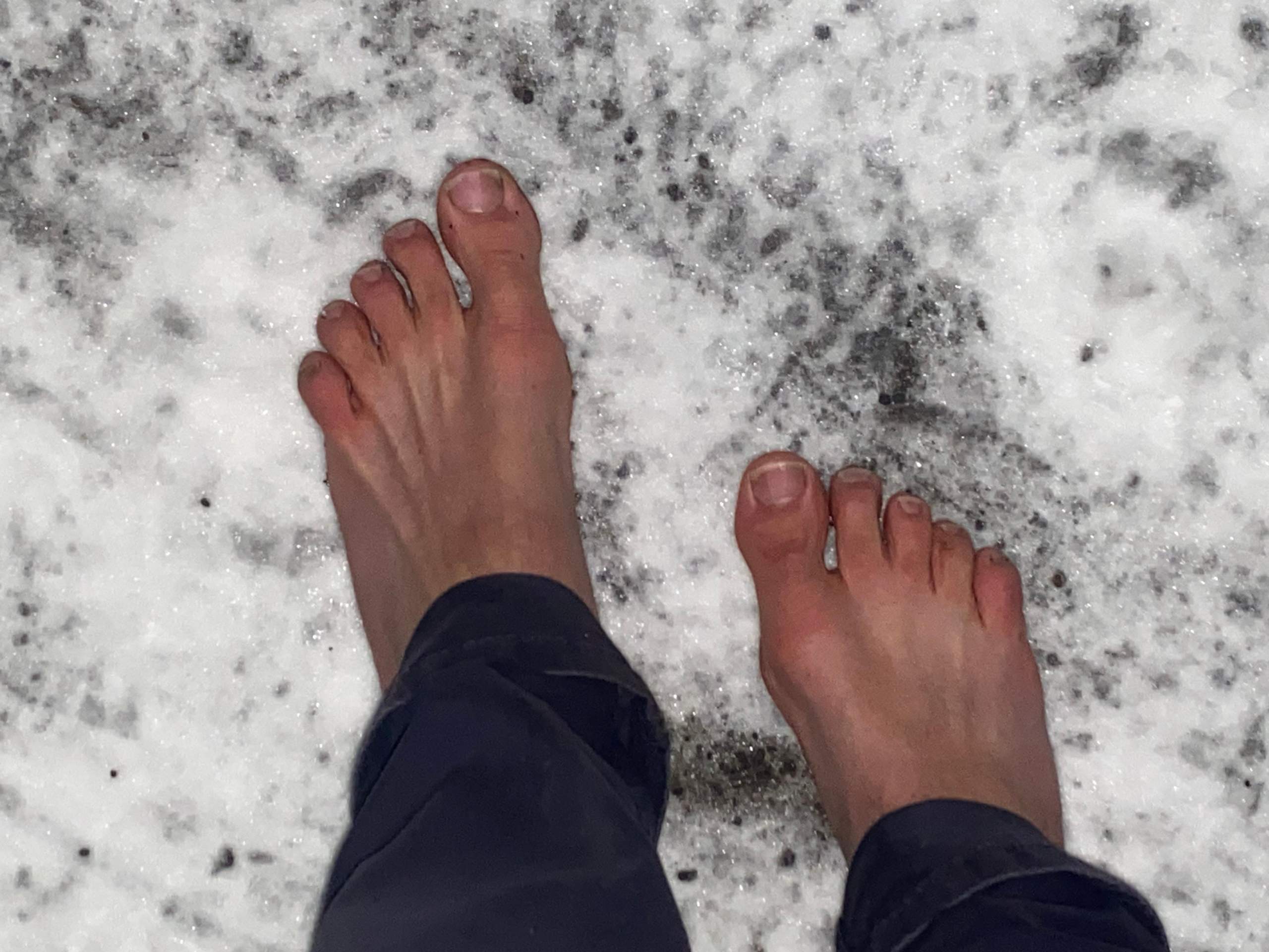 Barfußlaufen im Schnee? (Füße, Winter, barfuß)