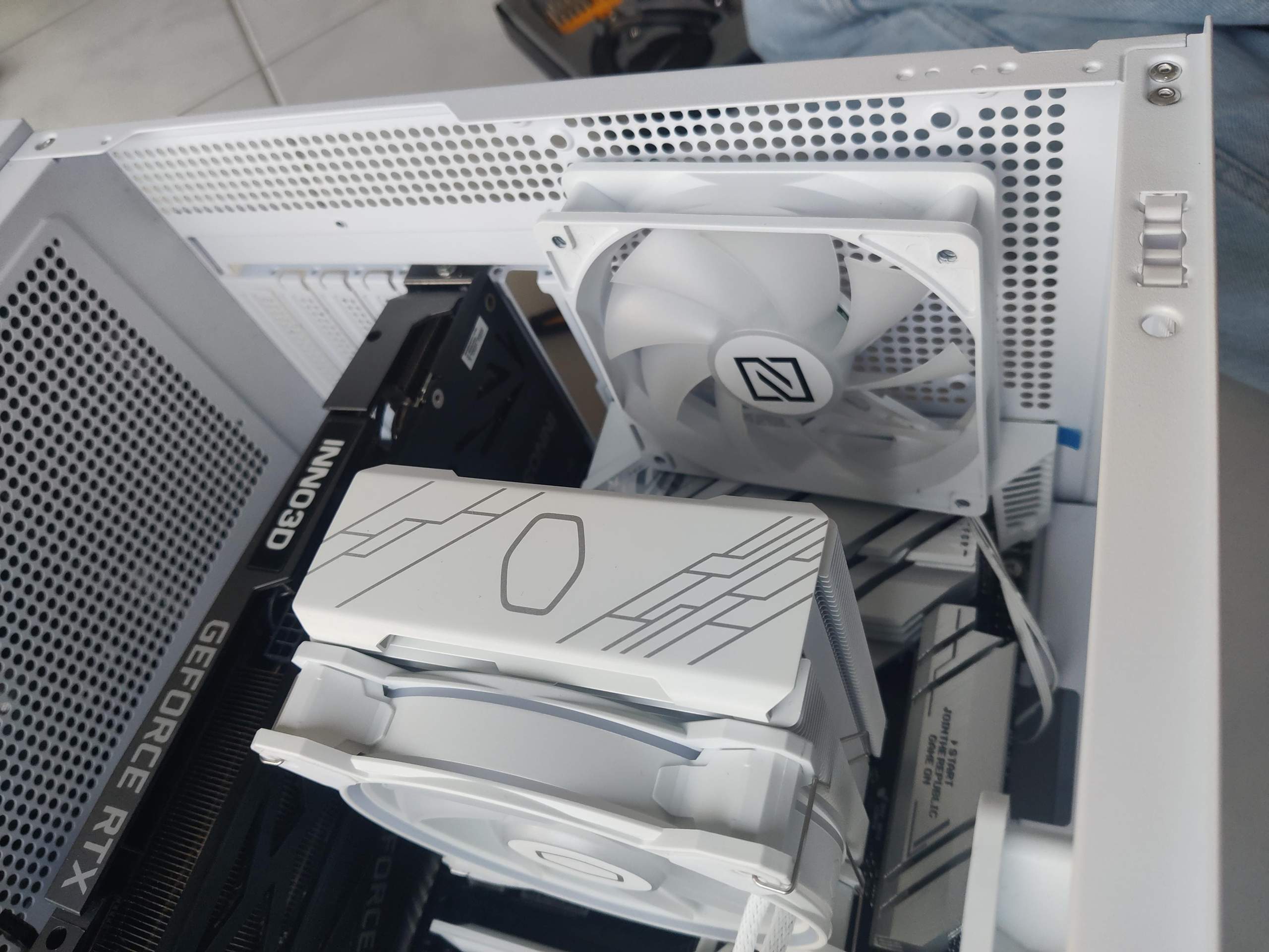 bläst der lufter so richtig rum (die luft aus den gehäuse raus ...