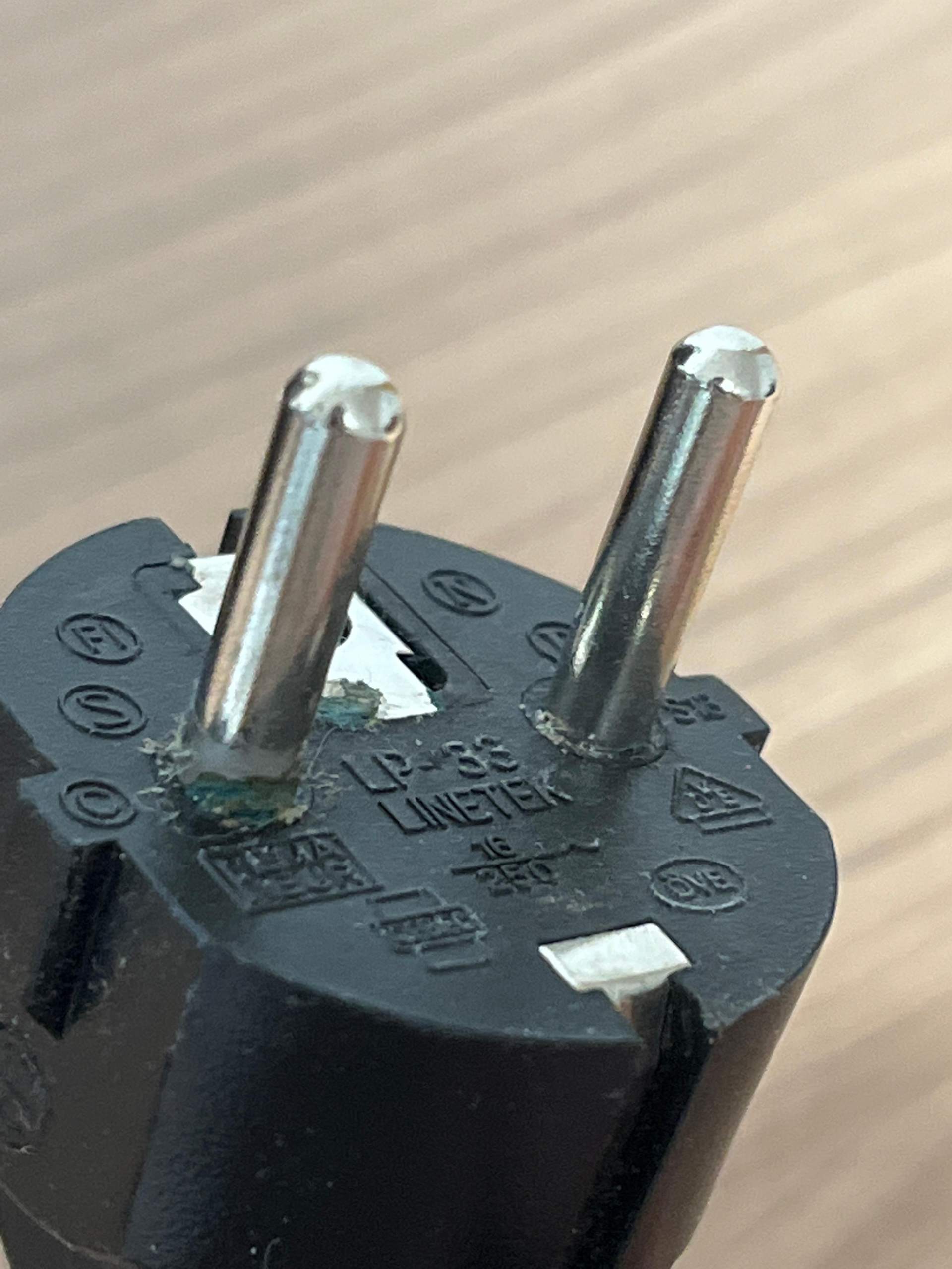 Blaues Zeug am Stecker normal? (Netzteil)