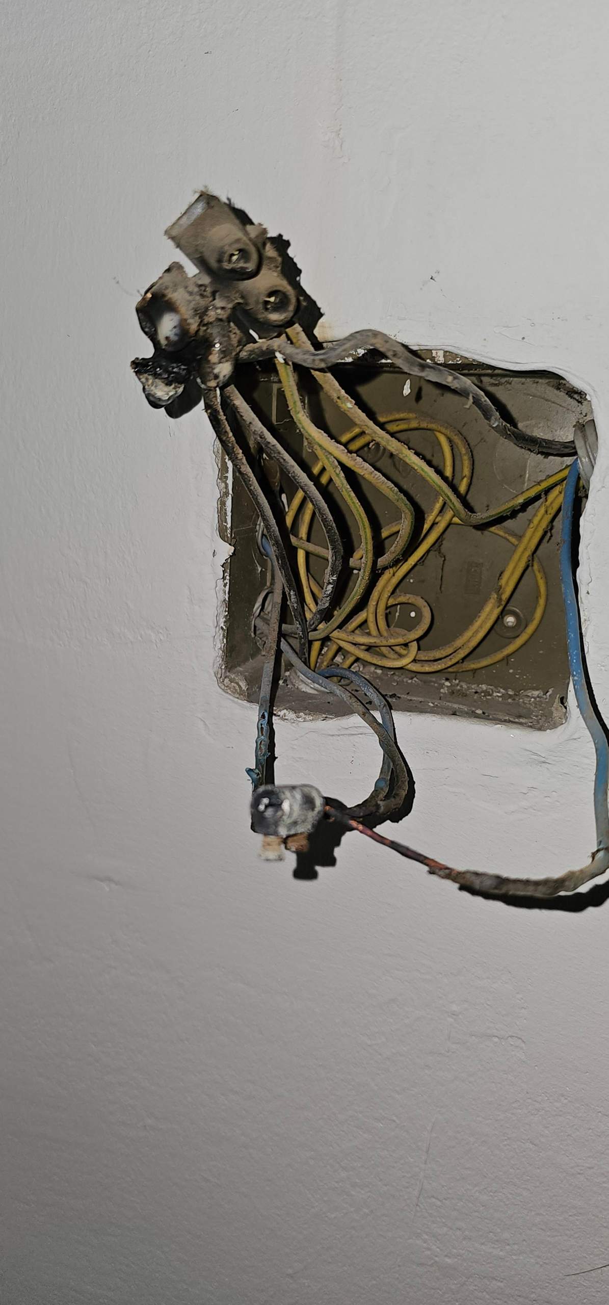 Blockklemmen in der Verteilerdose verschmort? (Elektronik, Reparatur ...