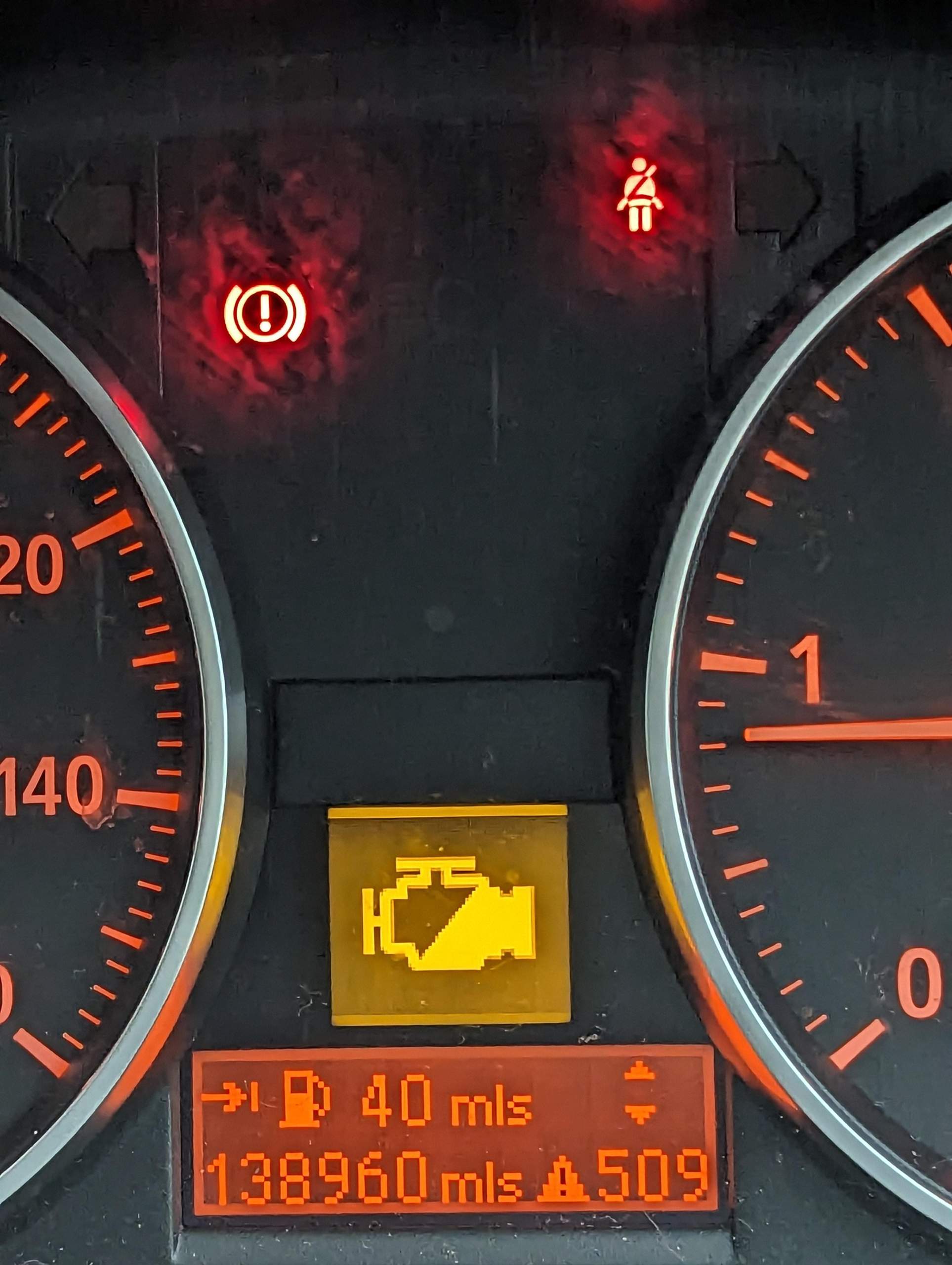 Fabelhafte Motorkontrollleuchte Leuchtet Gelb Aber Auto Fhrt Normal Fotos