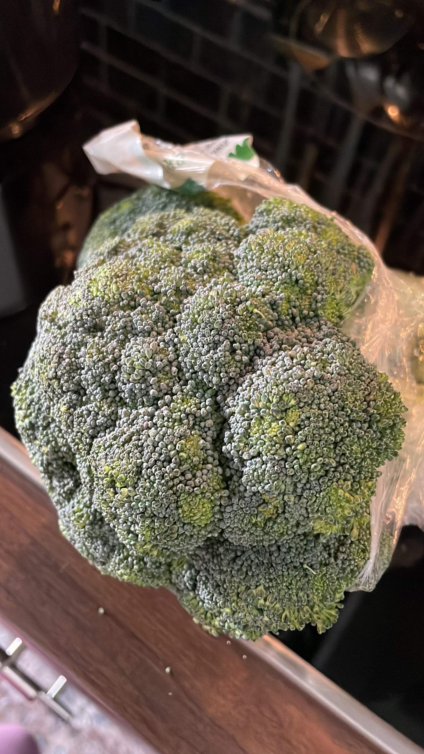 Brokkoli hat dunkle stellen? (Gemüse, Haltbarkeit)