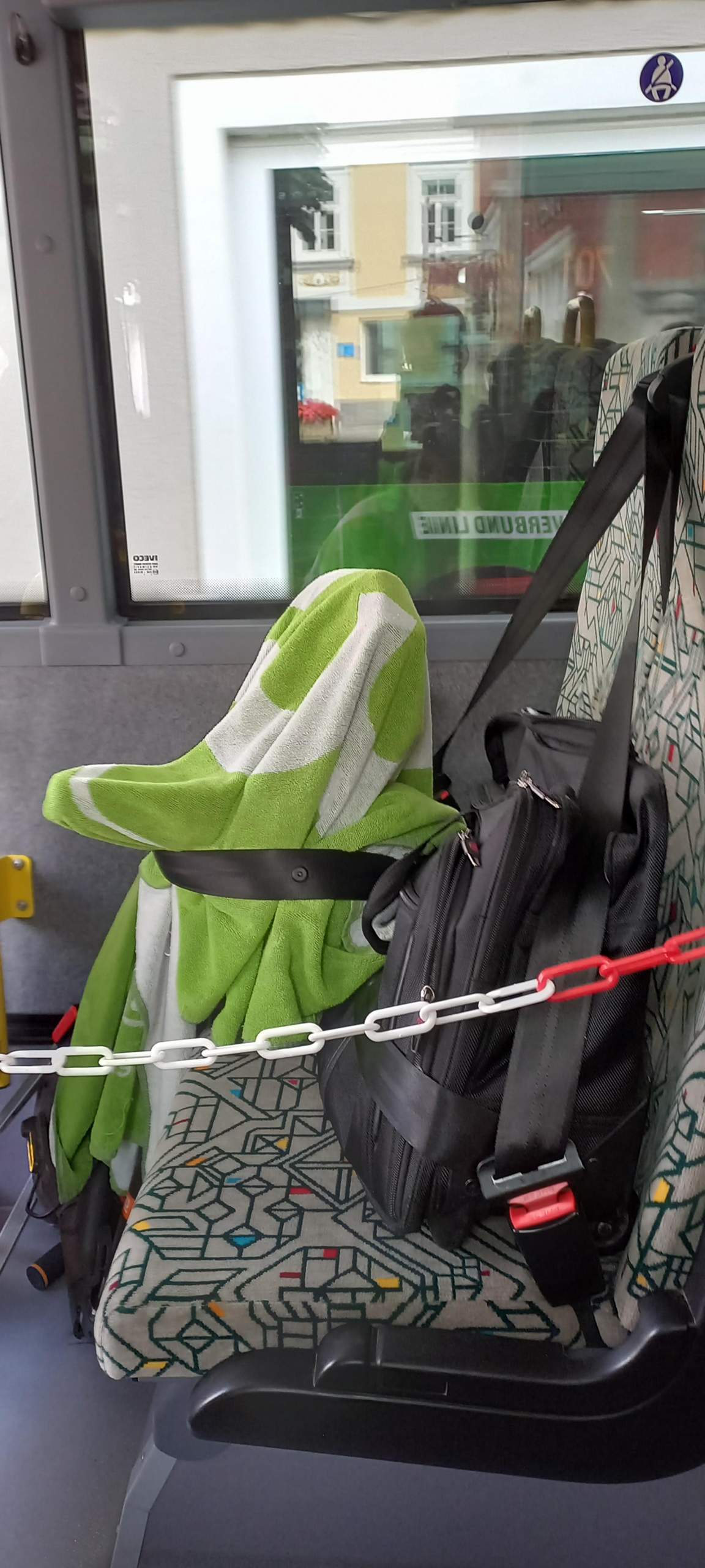 Darf der Busfahrer die erste Reihe absperren? (Bus, Busfahrt)