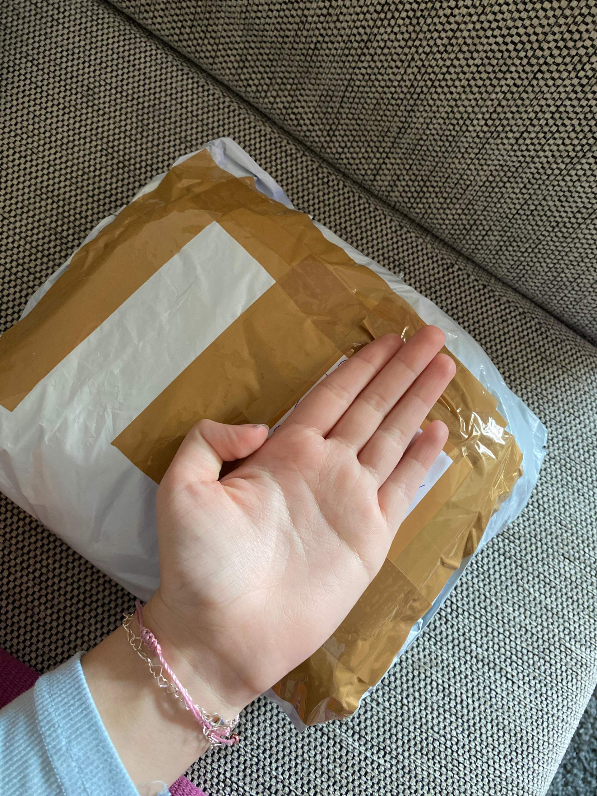 darf man auf so ein “plastik paket/tüte“ Briefmarken drauf machen? (Post)