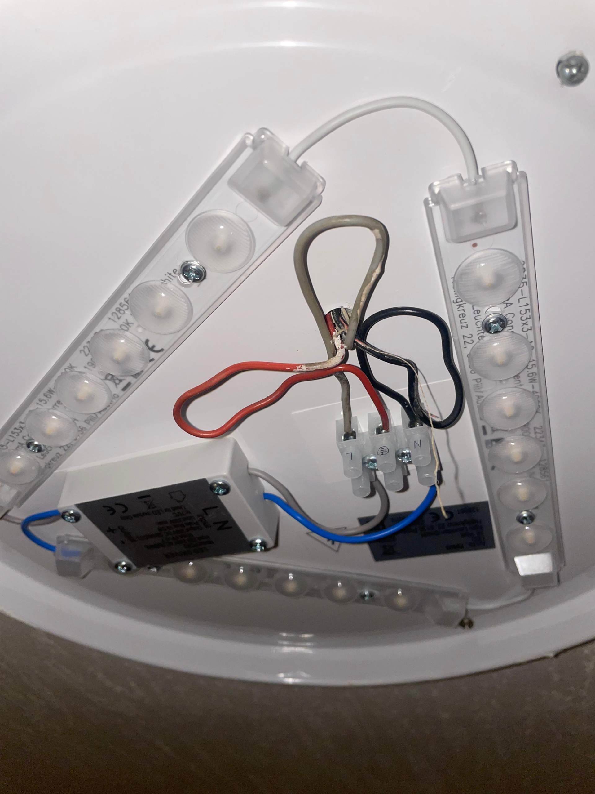Deckenlampe leuchtet beim anschalten permanent leicht? (Strom, Elektrik ...