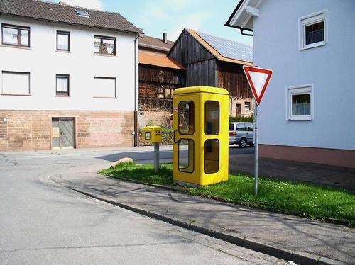 Denkt ihr wirklich dass diese Telefonzelle die Verkehrssicherheit ...