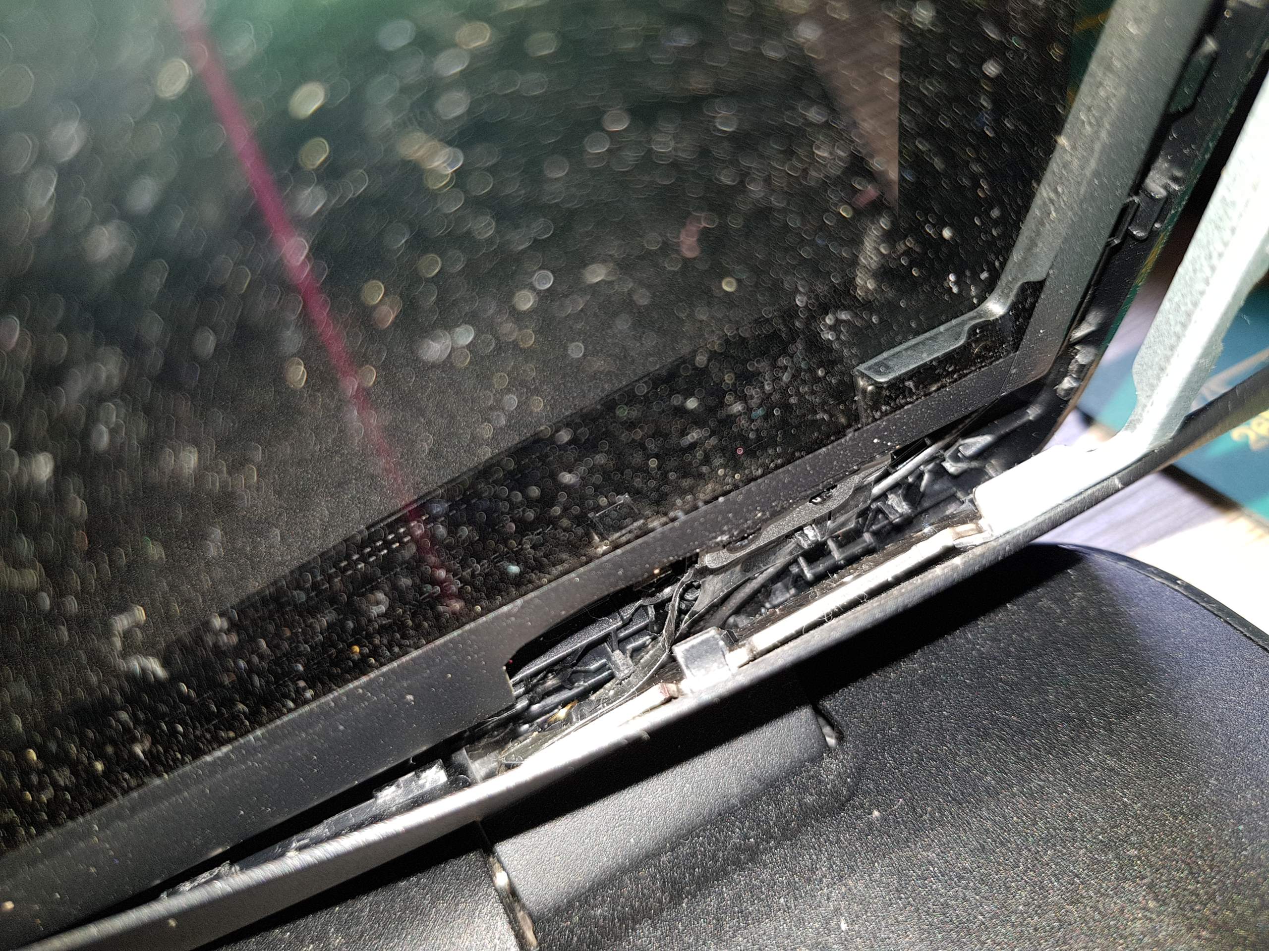 Displayrahmen löst sich vom Laptop? (Computer, Technik, Technologie)