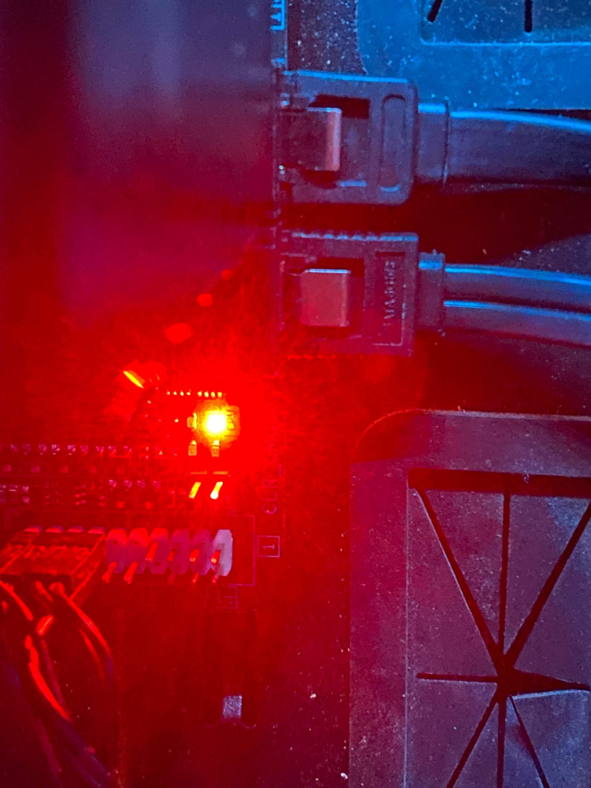 Dram leuchtet plötzlich rot nach Neustart? (RAM, LED, Arbeitsspeicher)