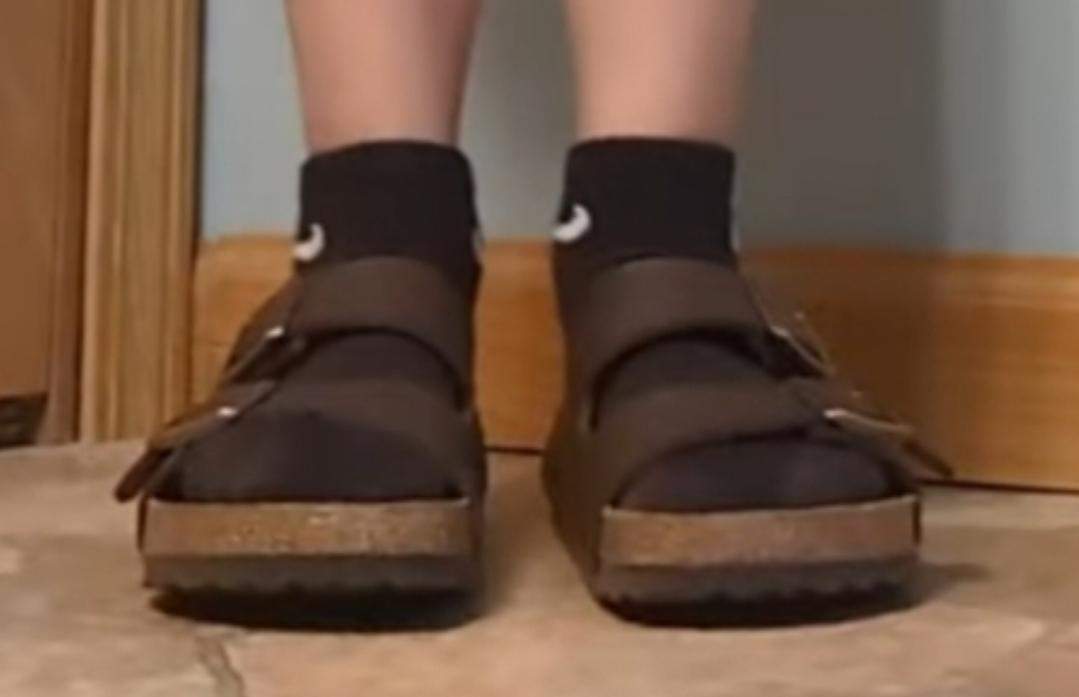 Dunkle Birkenstocks mit hellen oder dunklen Socken tragen? (Körper ...