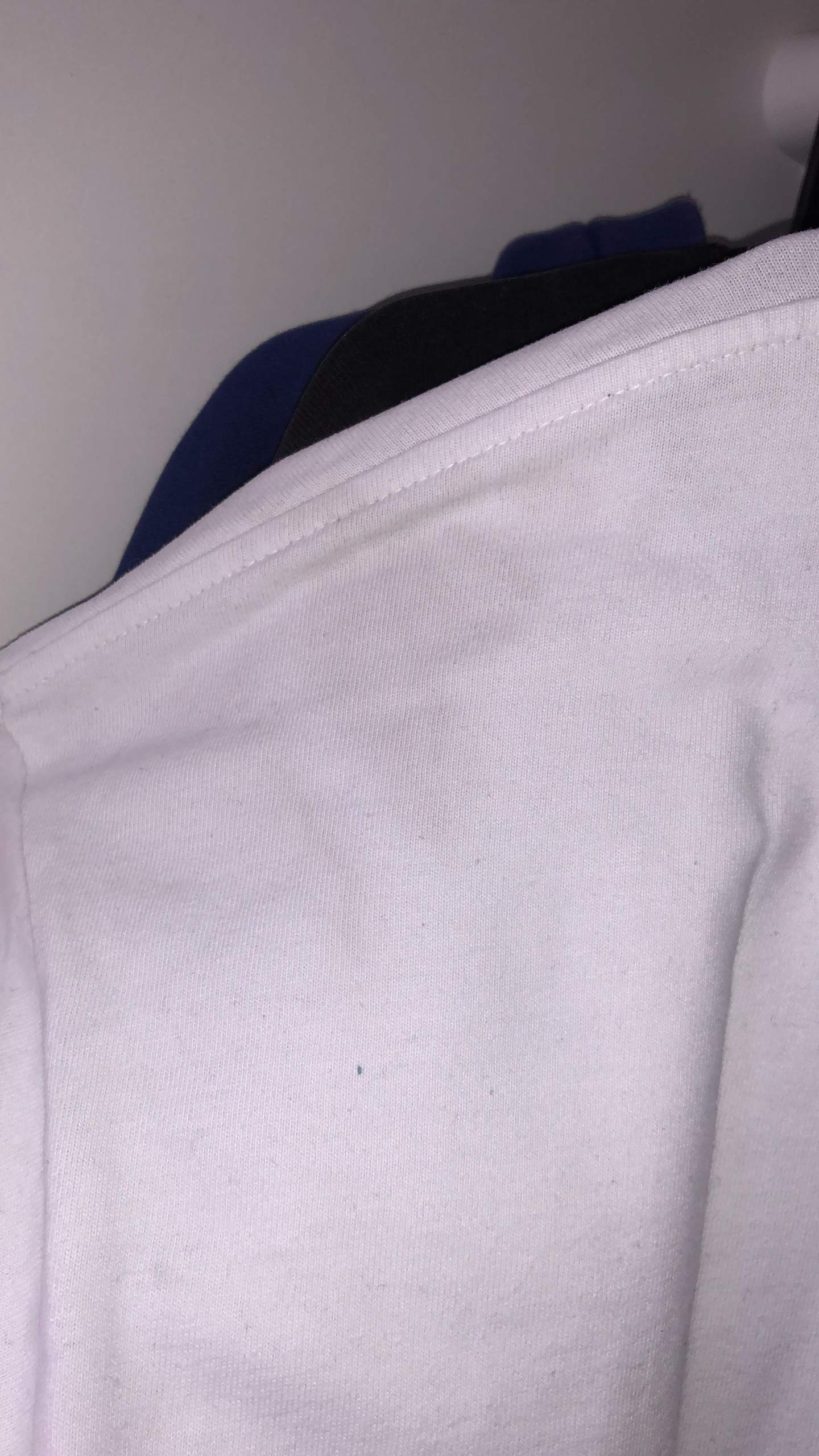 Dunkle Flecken auf weißen Klamotten? (Waschmaschine, Fleckentfernung)