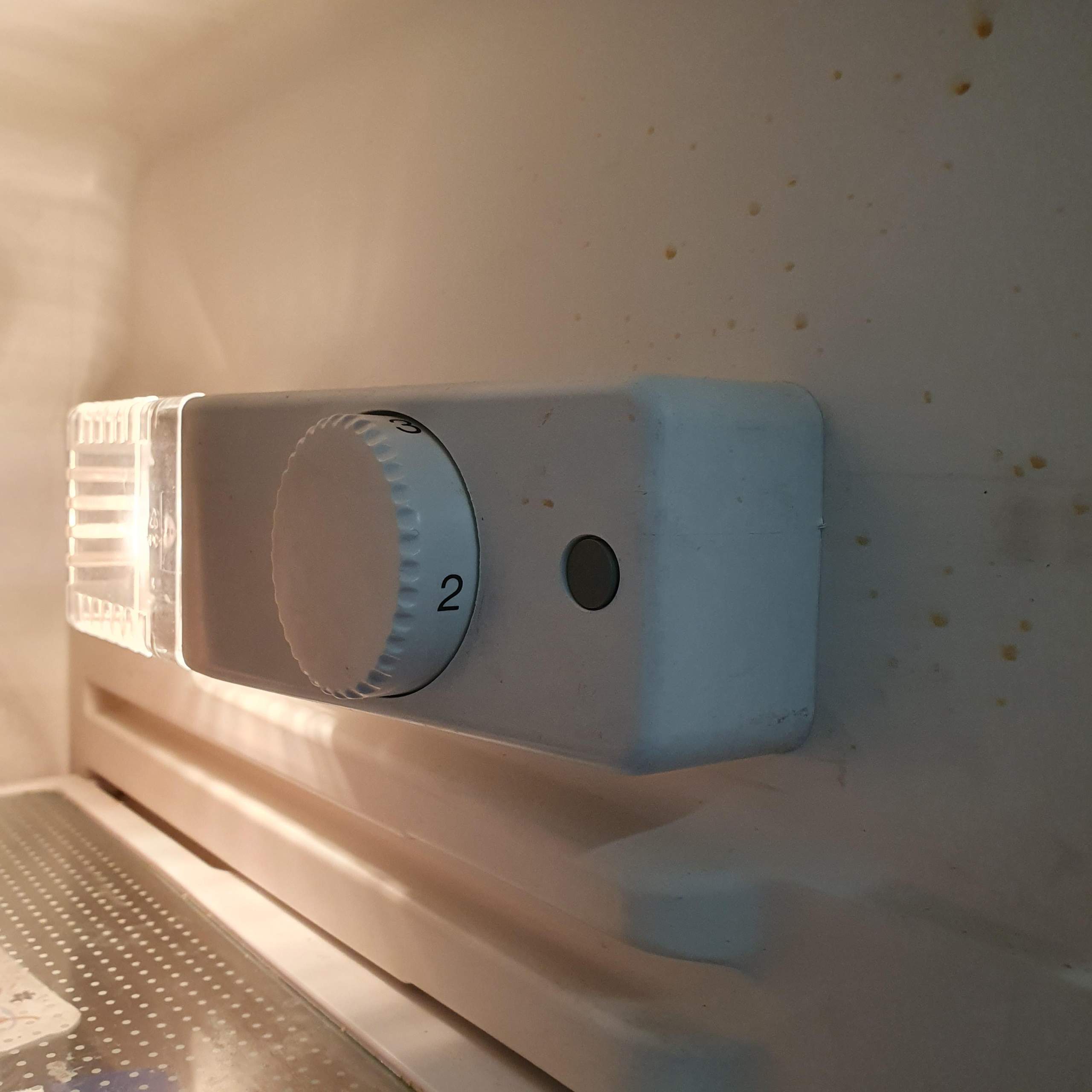 Finde den Schalter zum abschalten meiner Gefrier/Kühlkombi nicht ...