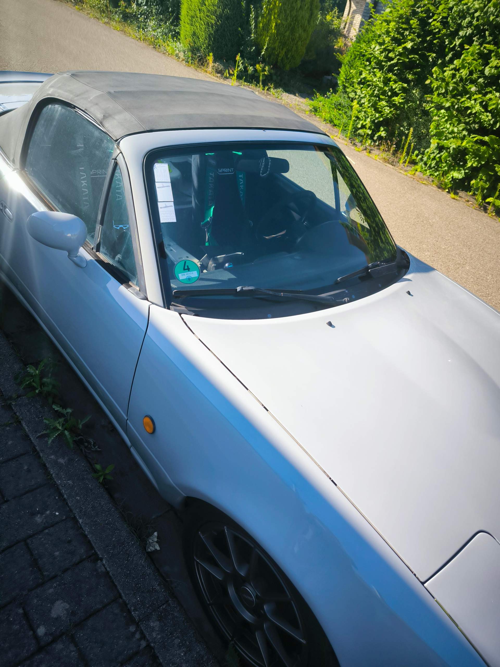 Findet ihr die schalensitze und 4punkt Gurte passen zu dem miata cabrio ...
