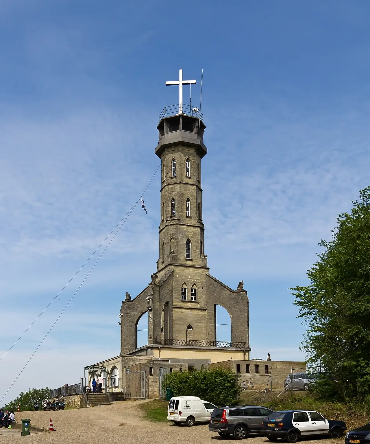 Findet ihr es auch krass, dass so ein Turm heutzutage einfach einstürzt ...