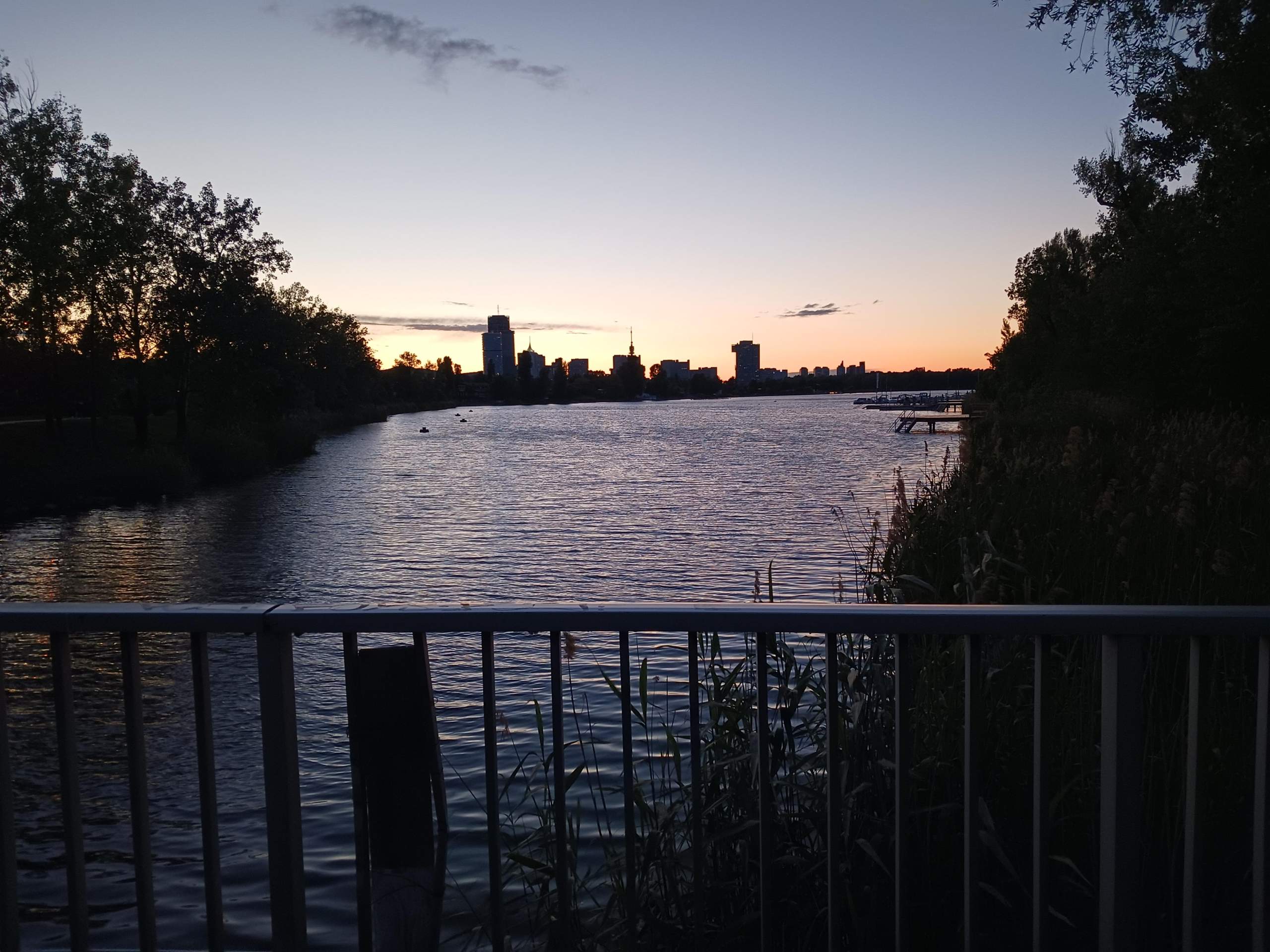 Findet ihr es schön der Blick das Donauwasser mitten in Wien ...