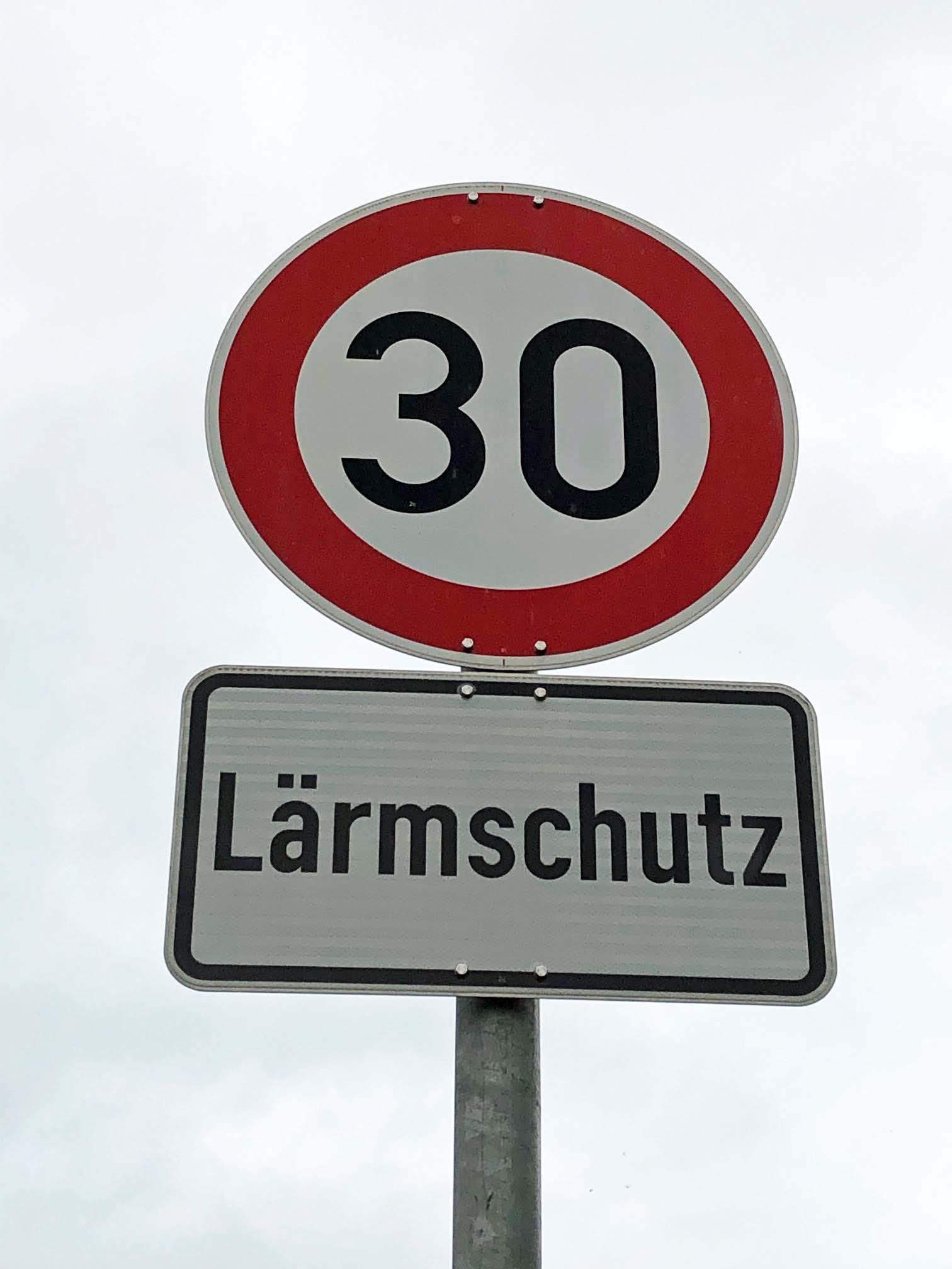 Frage: 30km/h Begrenzung zwischen 22Uhr-6Uhr, gilt diese nicht mehr um 06:01Uhr oder muss die 6 ...