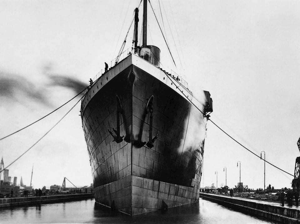 Für was ist das Loch im Bug der Titanic? (Design, Schiff, Schiffbau)