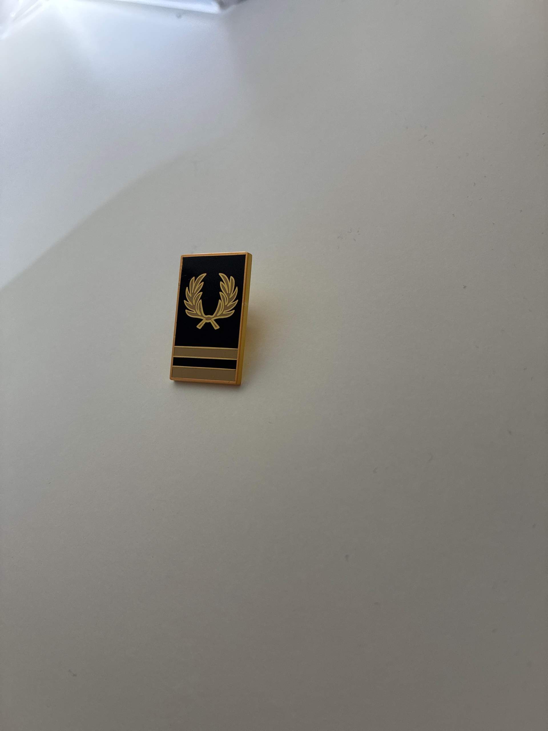 Für wieviel € soll ich den Fred Perry Ansticker verkaufen? (Schmuck, Wert)