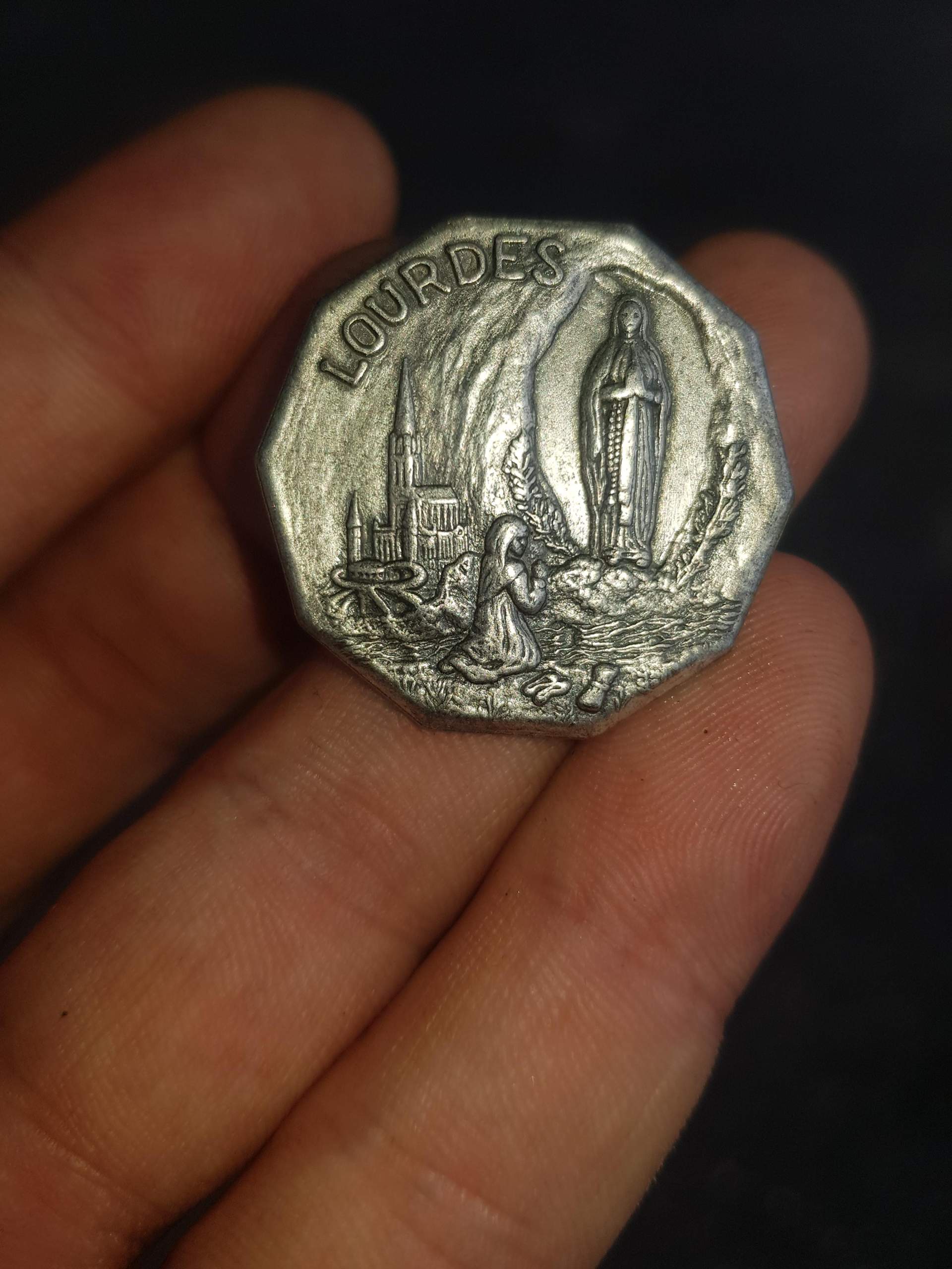 Gefunden im Garten weiß jemand um was es sich handeln könnte ...