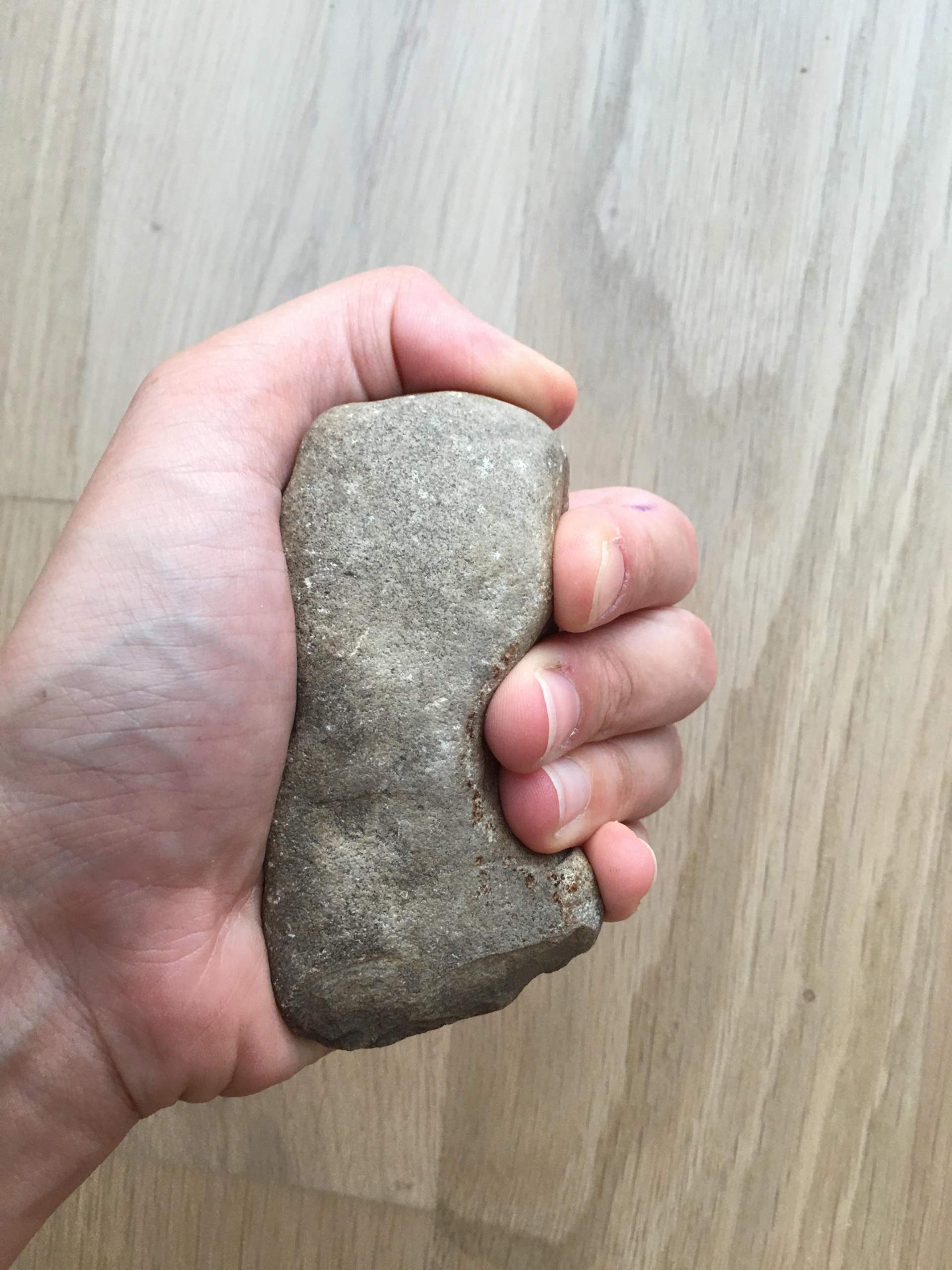 Gefunden: ist das ein Steinzeit Faustkeil o. Geröllgerät? was tun ...
