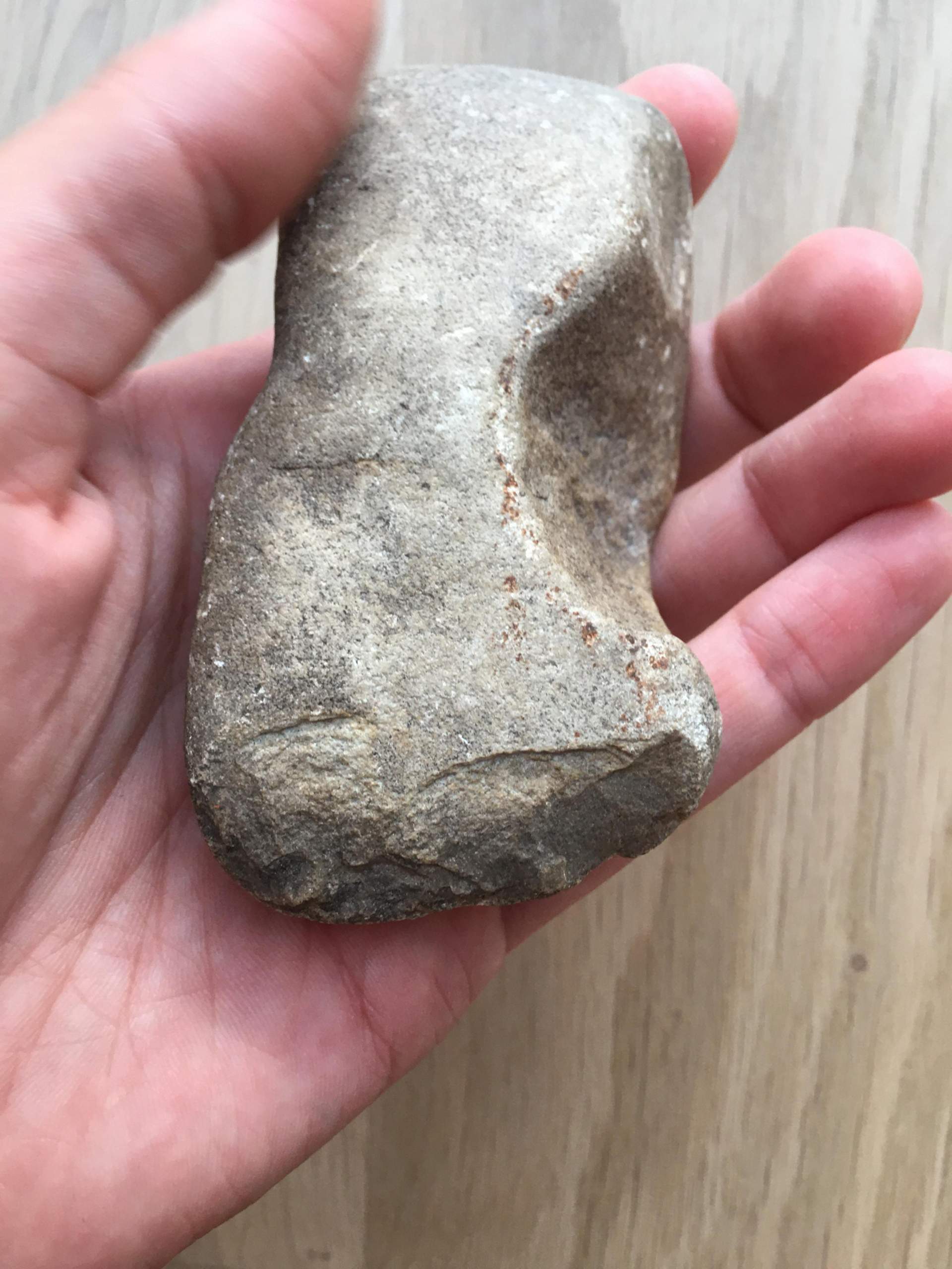 Gefunden: ist das ein Steinzeit Faustkeil o. Geröllgerät? was tun ...