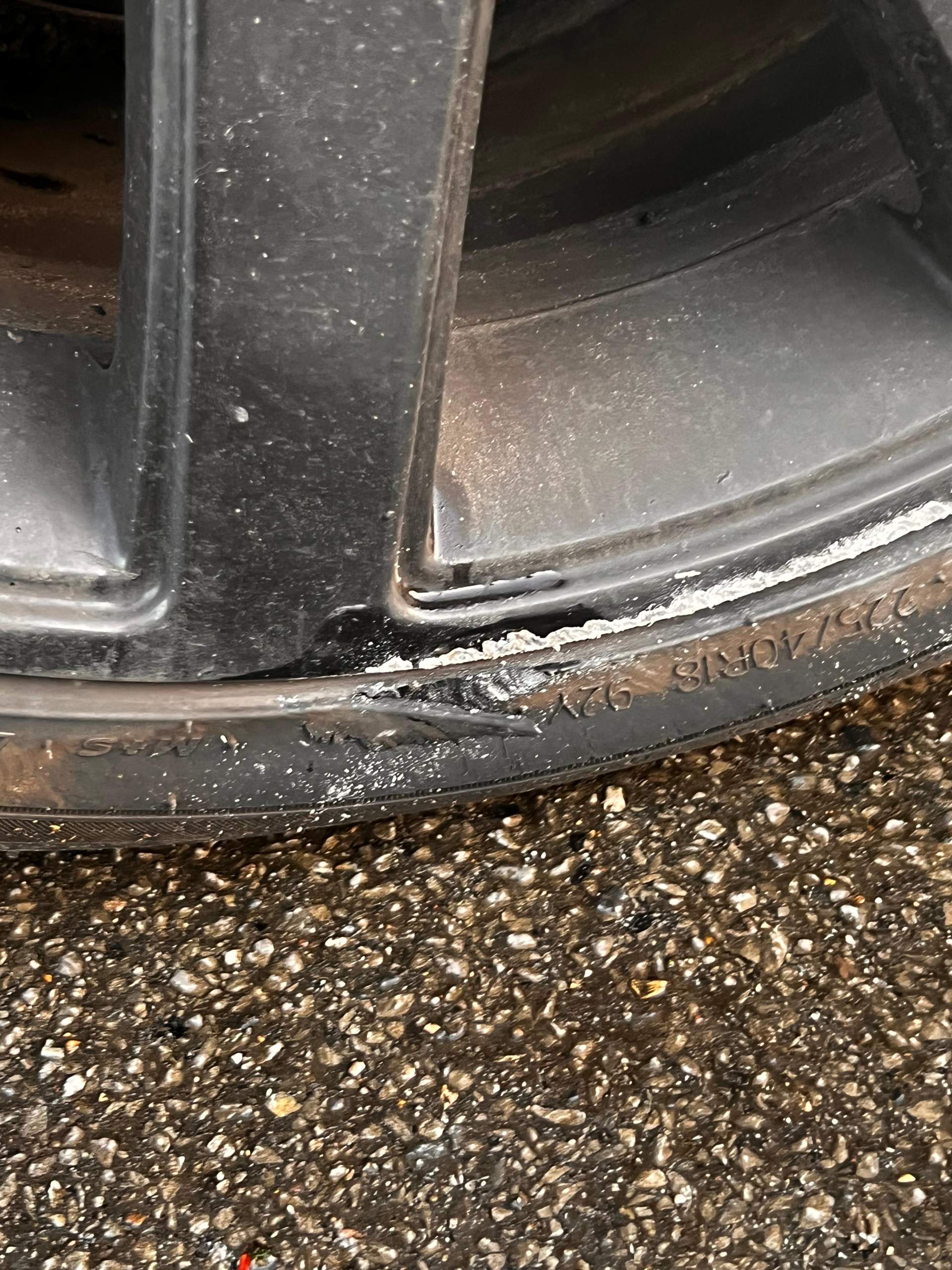 Gegen Bordstein gefahren,muss der reifen ab? (Audi, Felgen)