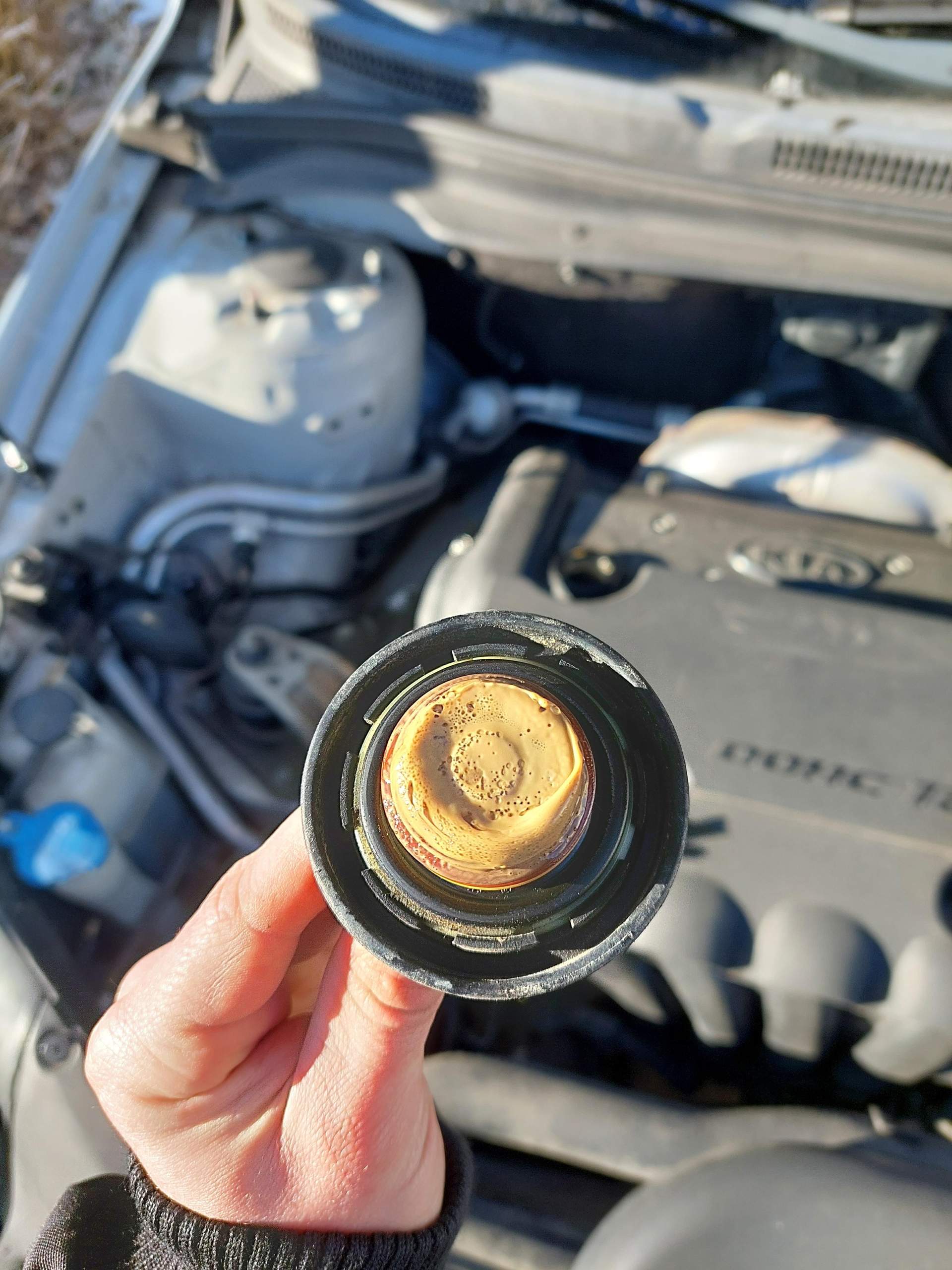 Gelbliche Emulsion am Motoröleinfülldeckel festgestellt.? (Auto, Motor)