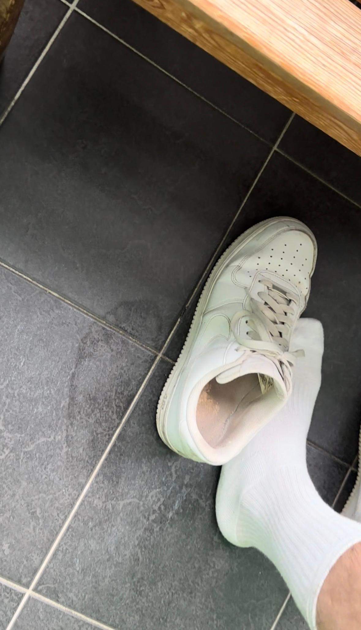 Gerade im Gym gesehen… Findet Ihr sowas ekelig? (Sneaker, Socken)