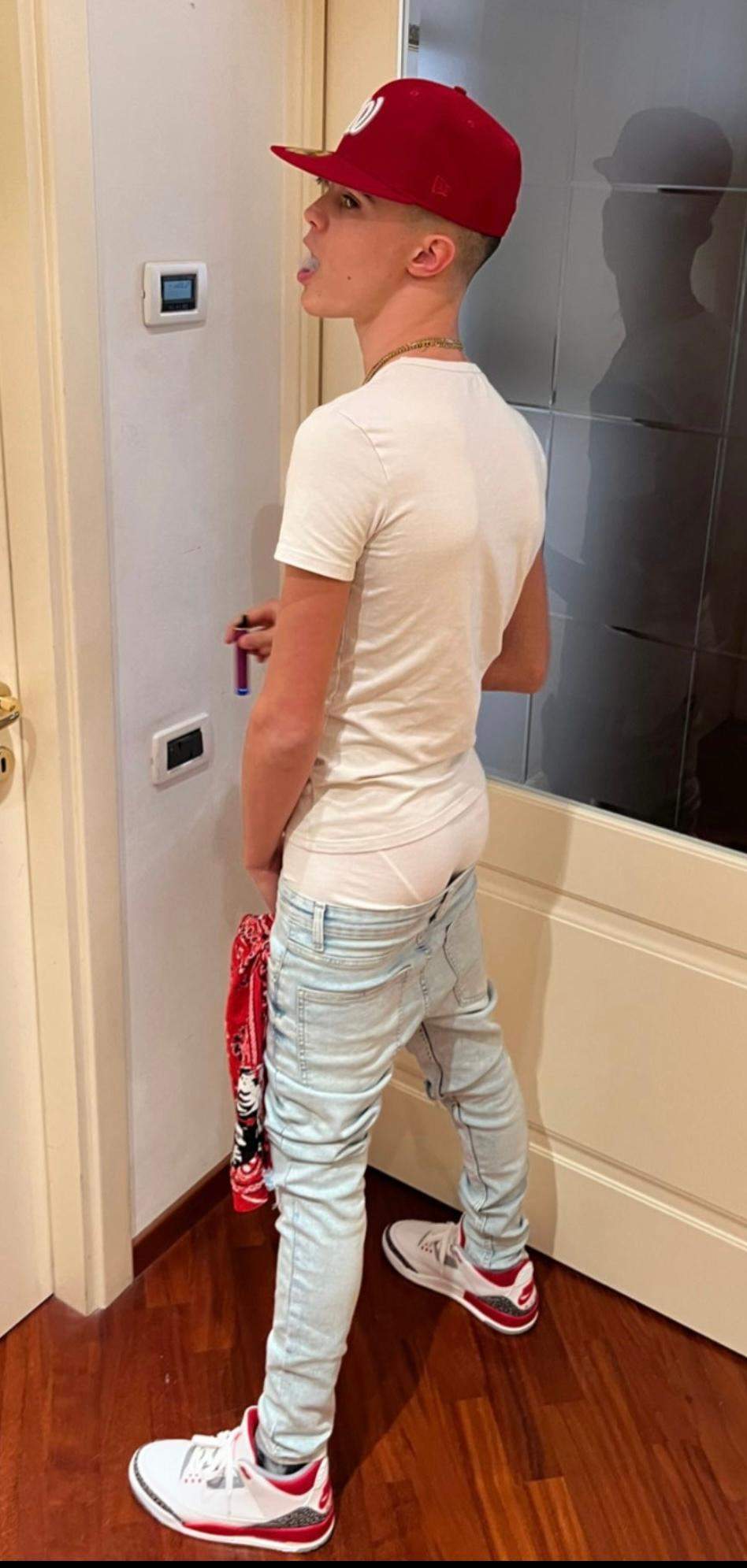 Gibt es wieder mehr Leute die ihre Hose tief tragen, wie hier im Bild ...