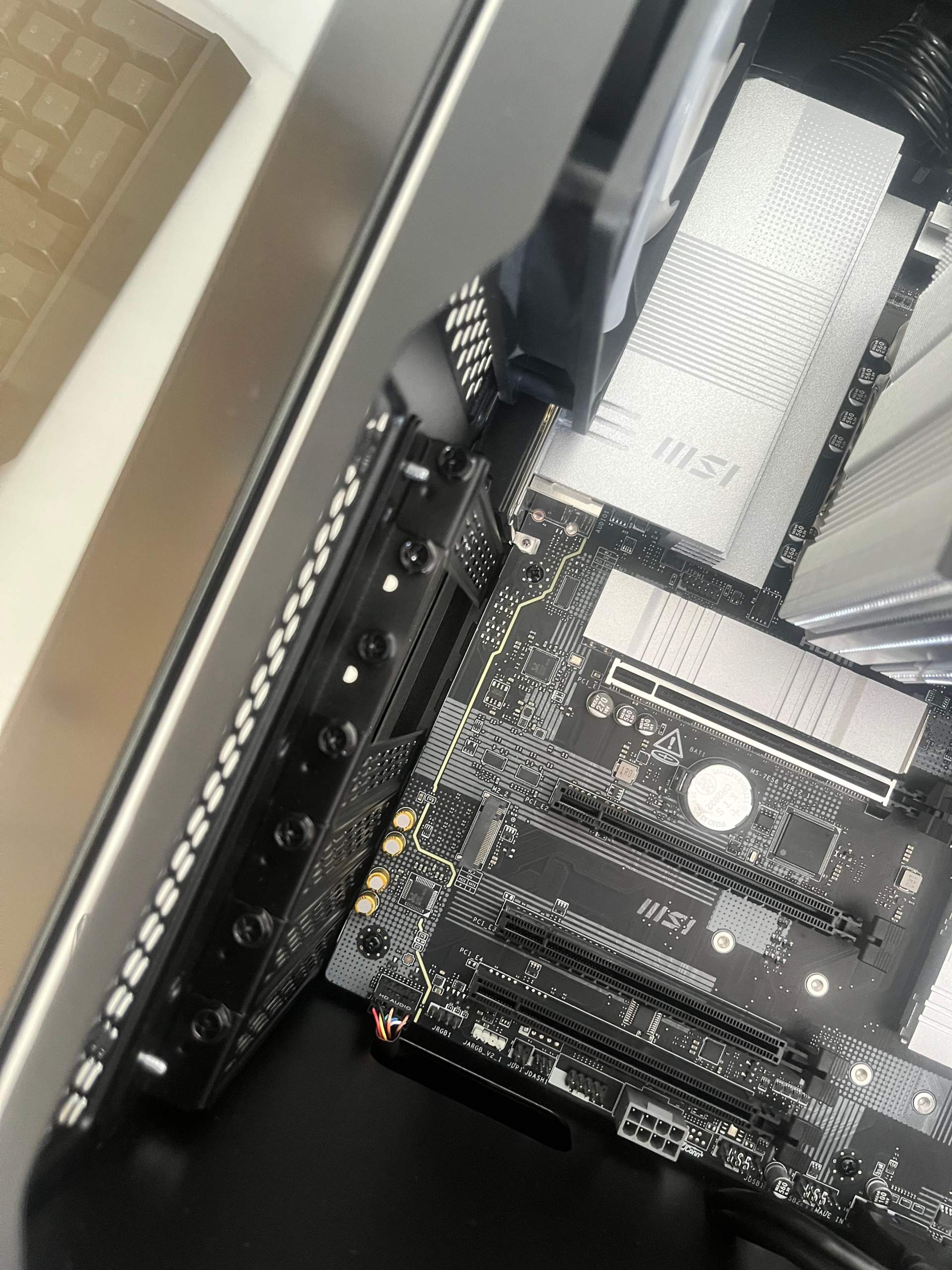 GPU Löcher passen nicht zum Gehäuse? (Gaming PC, Nvidia, Dubaro Gaming pc )