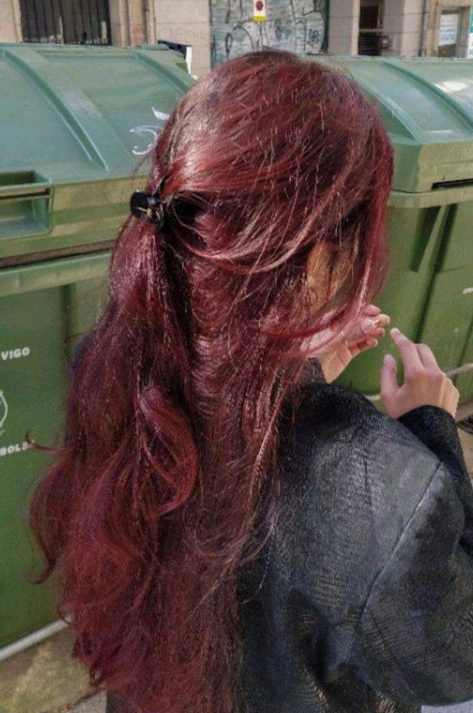 Haare färben (schwarz auf weinrot)? (Farbe, Friseur, Haarfarbe)